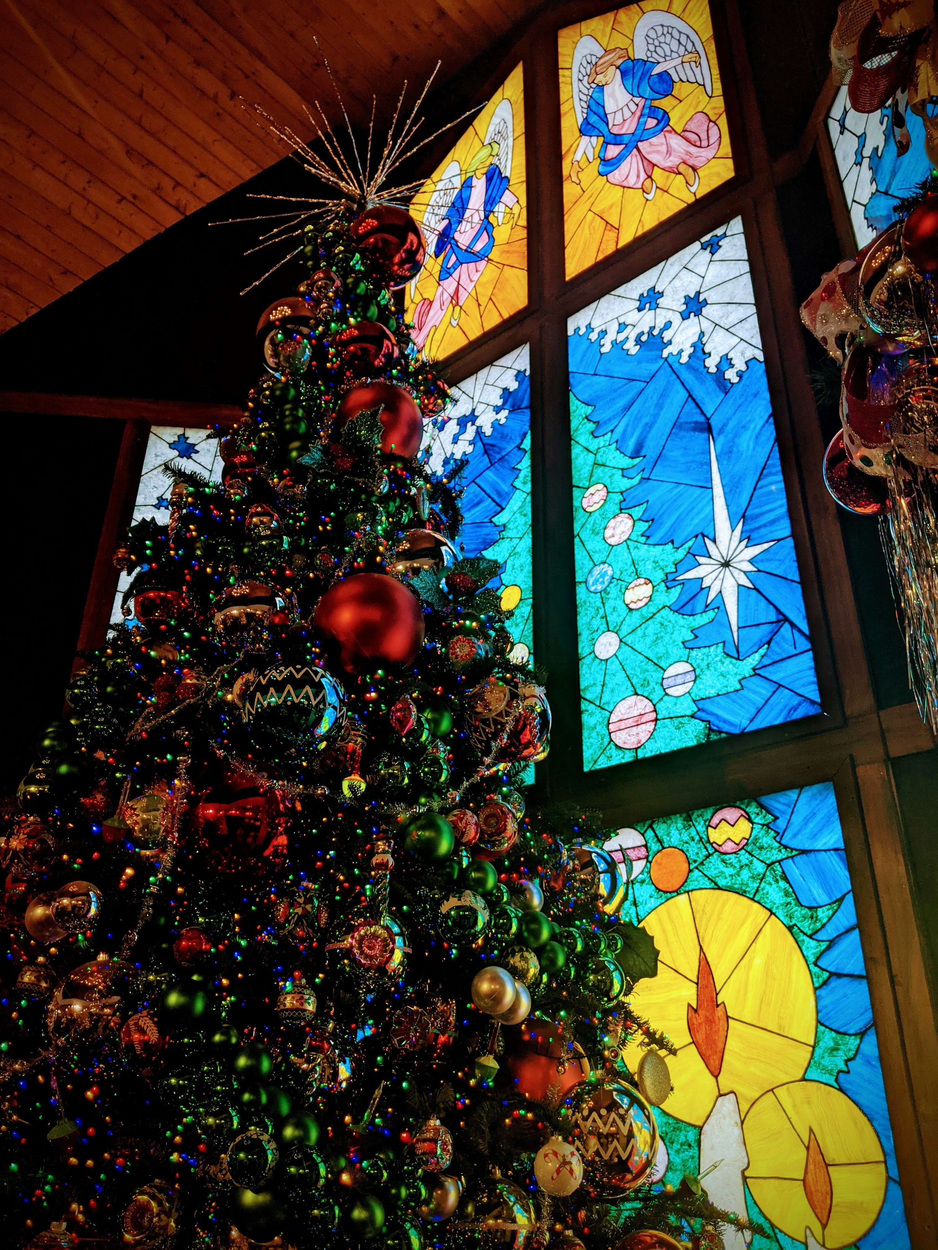 Starburst Crown: A Christmas Tree Framed by Vivid Stained Glass