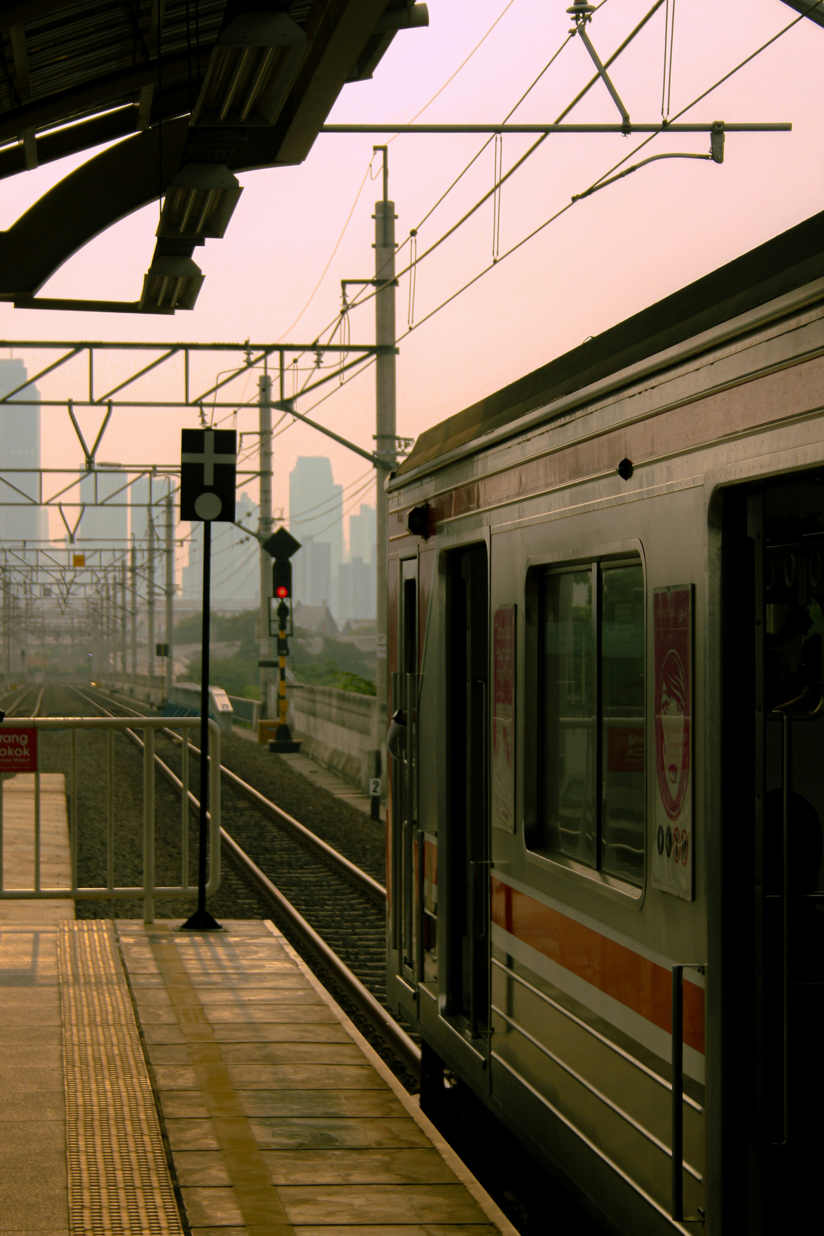 A train pulling into a train station next to a platform photo – Free ...
