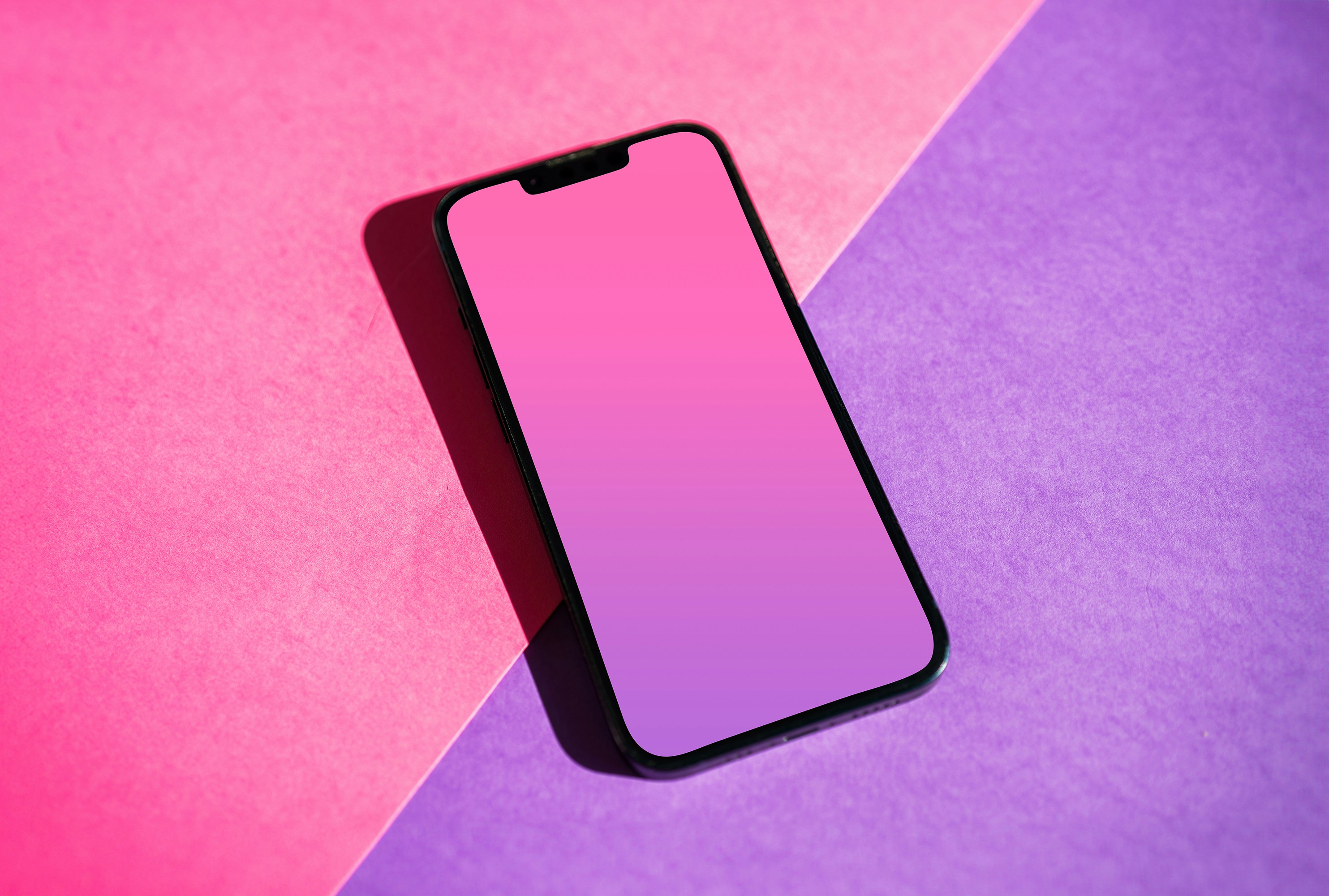 Un teléfono rosa y morado sobre un fondo morado y rosa foto – Imagen de ...