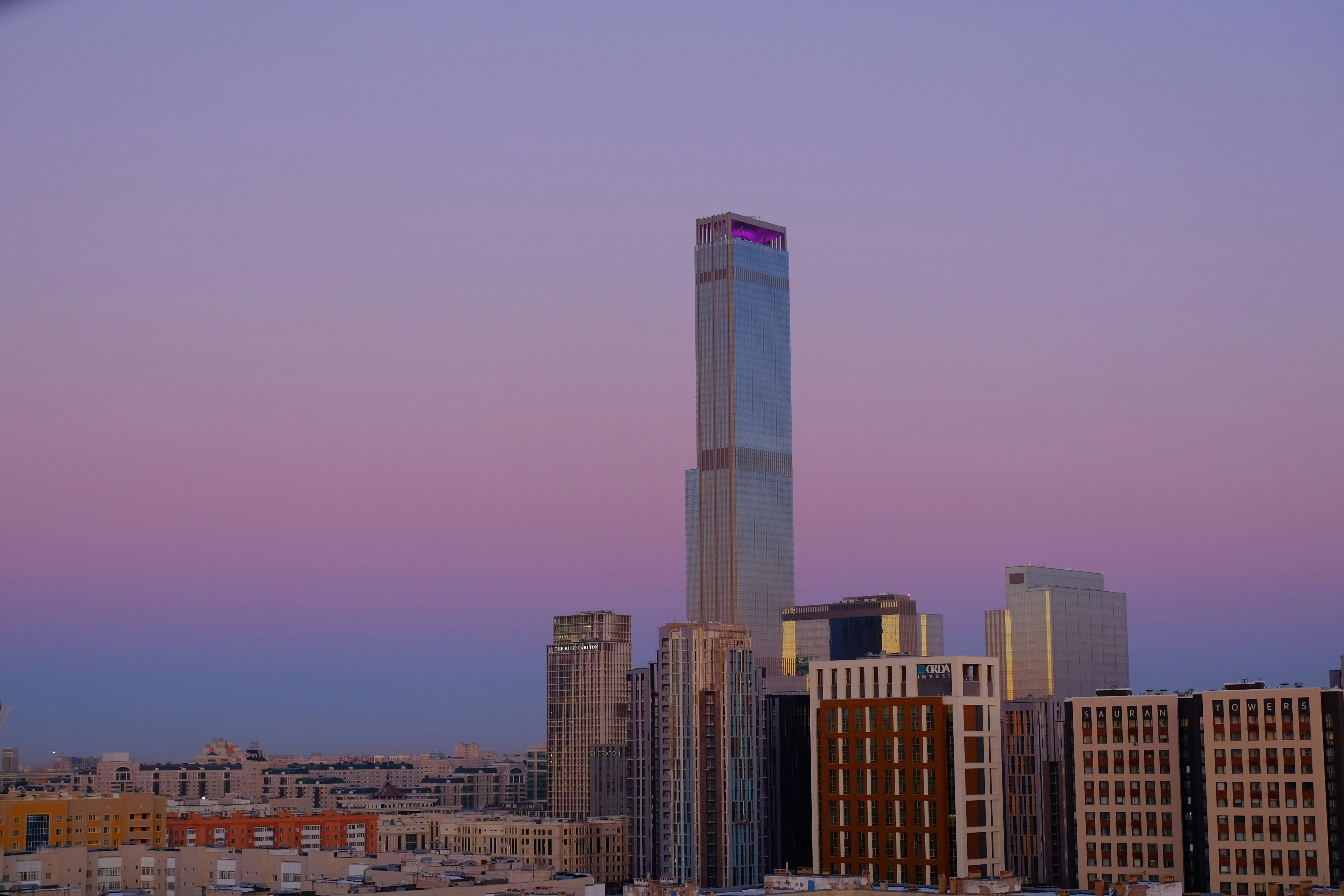 Foto Un edificio muy alto que se eleva sobre una ciudad – Imagen ...