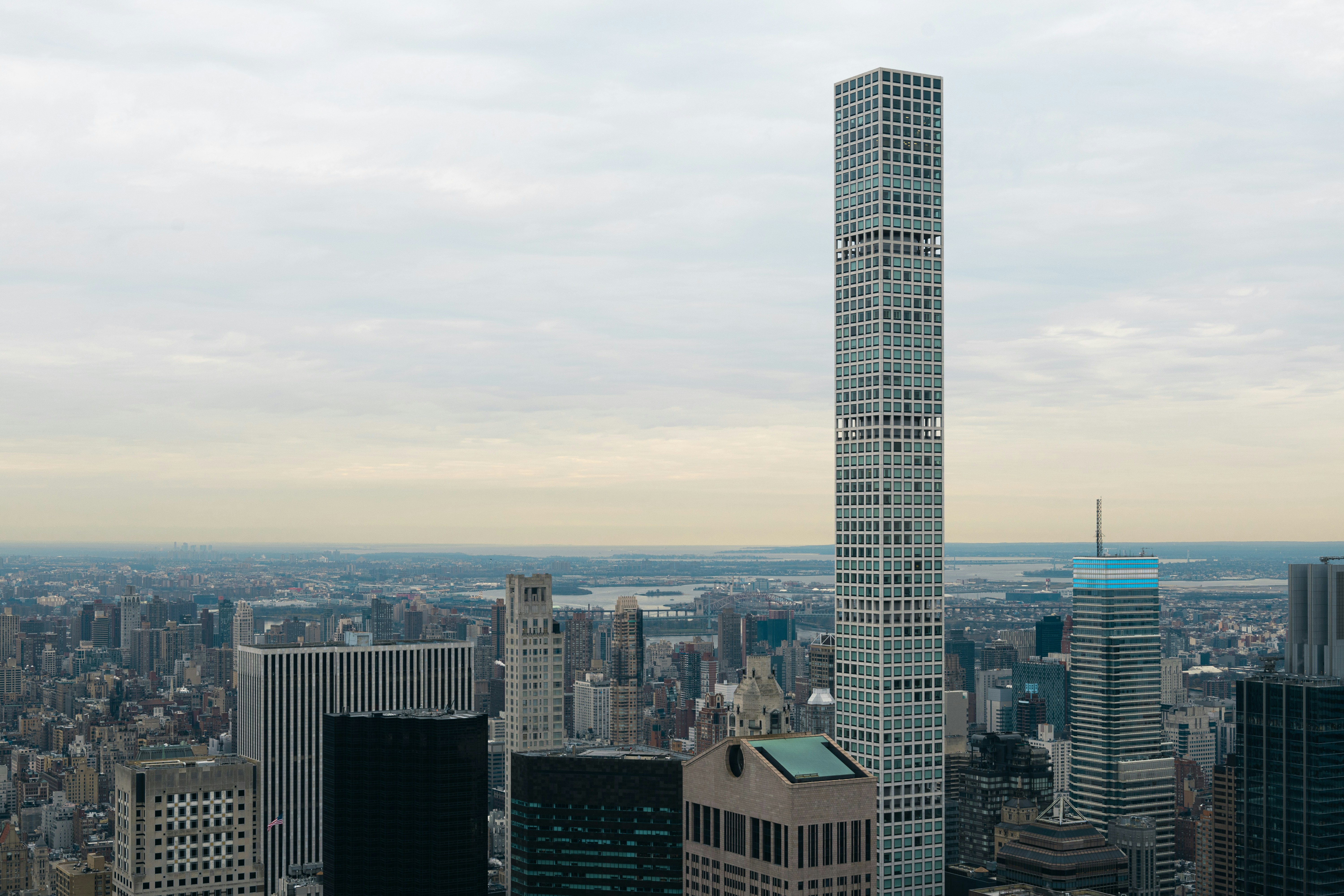 A very tall building towering over a city photo – Free New york Image ...