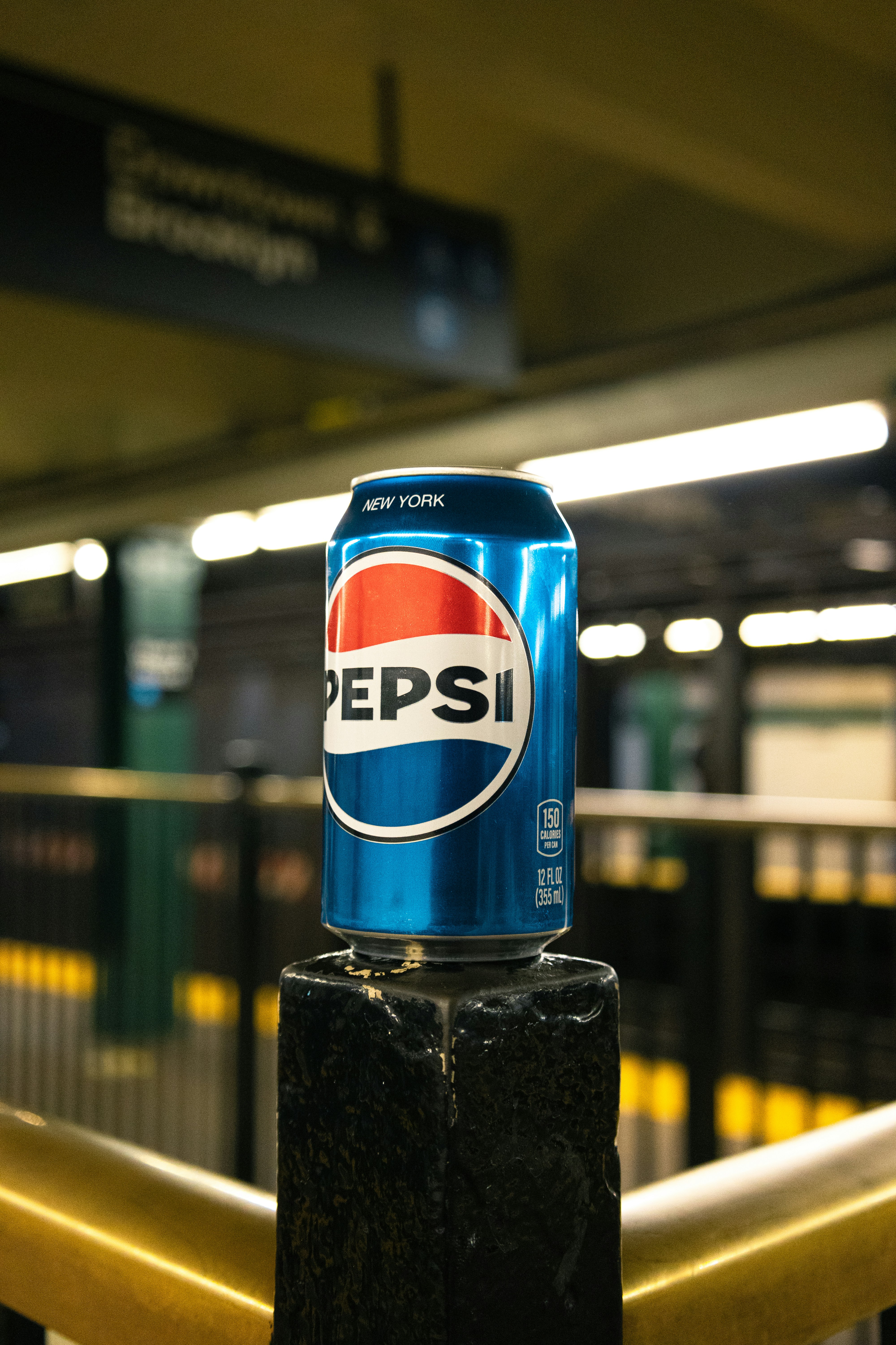 Una lata de Pepsi encima de un pilar negro foto – Imagen de Nueva York ...