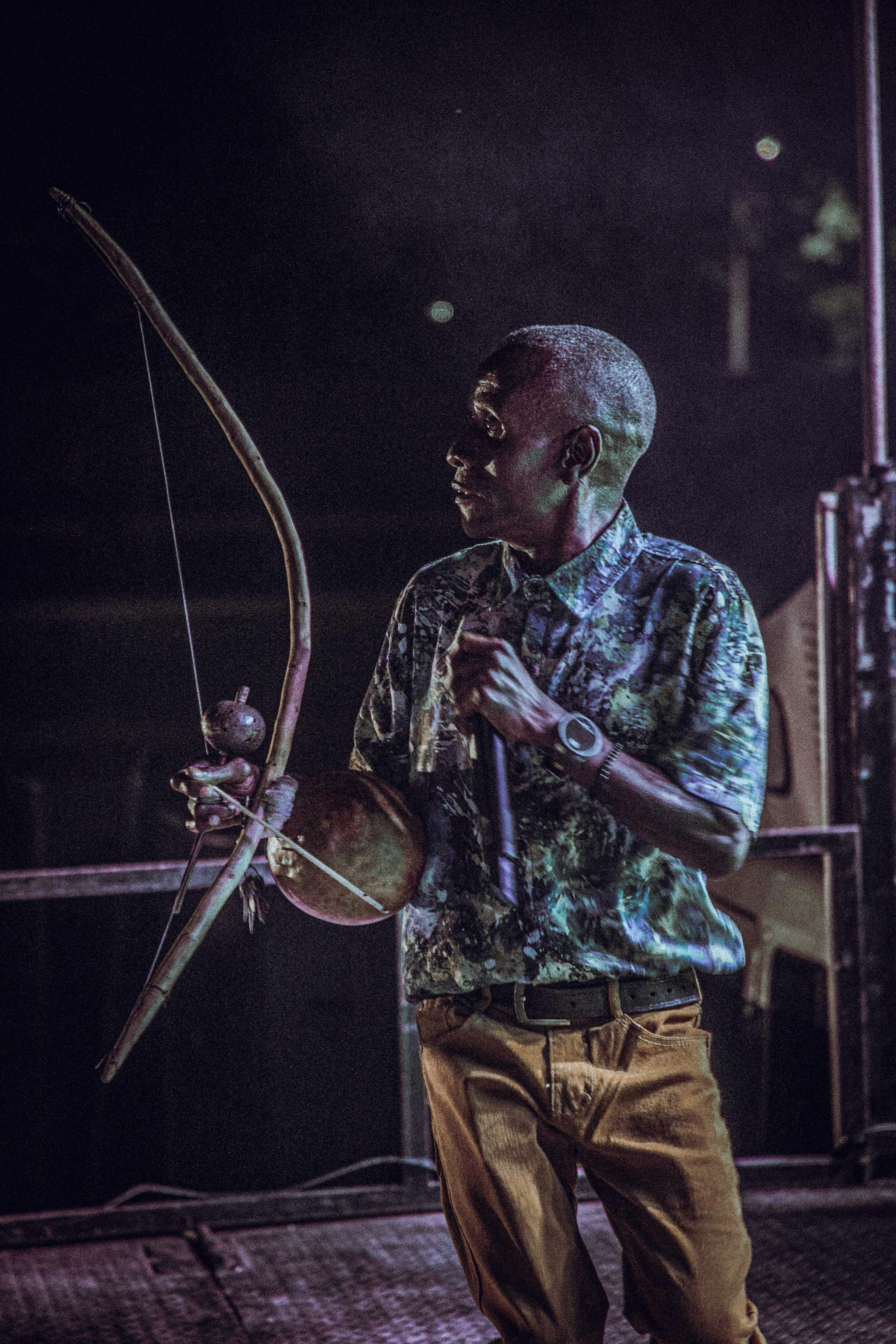 Midnight Strings: A Bow and a Mic Command the Stage