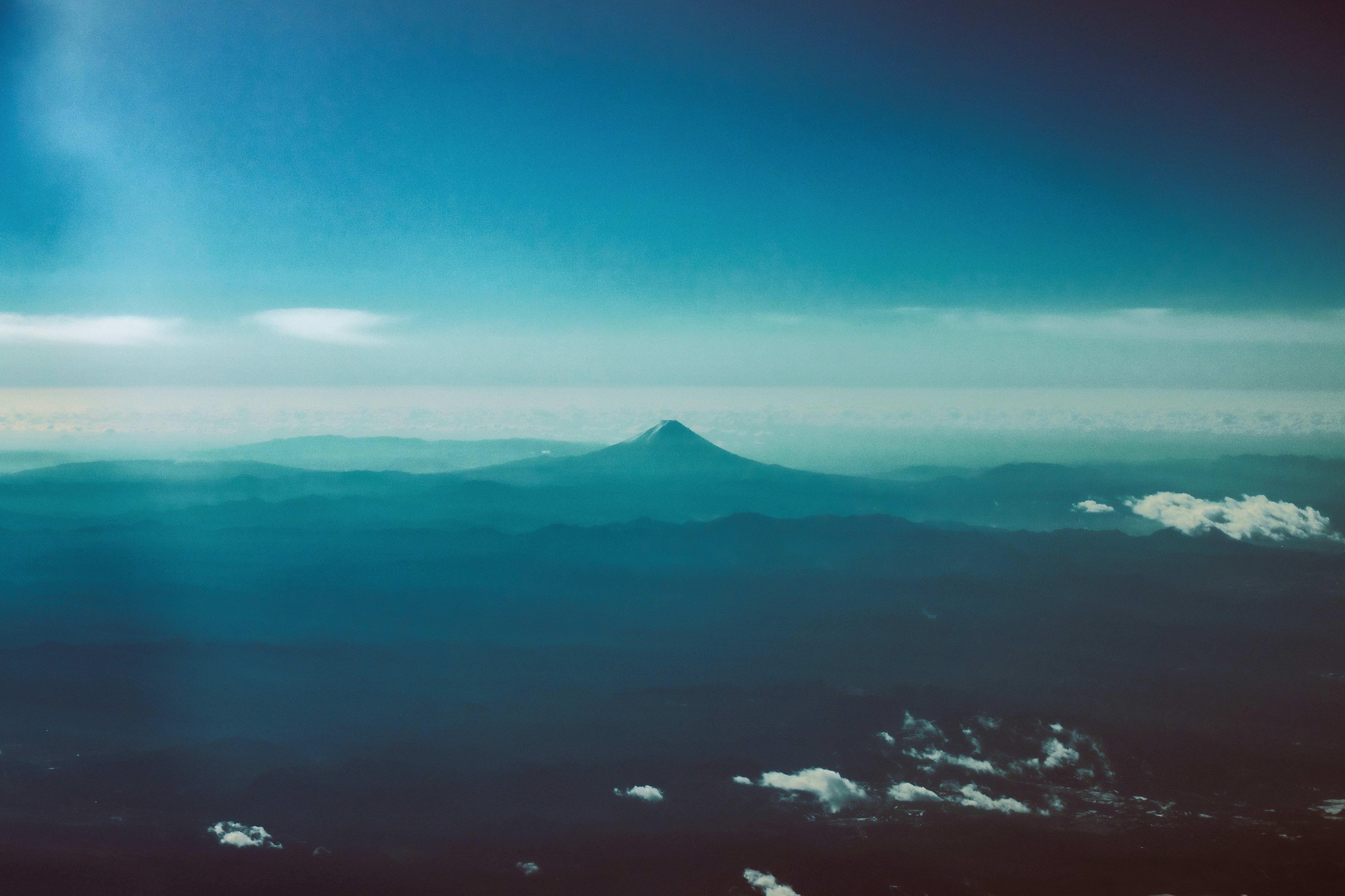 A view of a mountain from an airplane photo – Free 기타야마 후지노미야시 시즈오카현 일본 ...