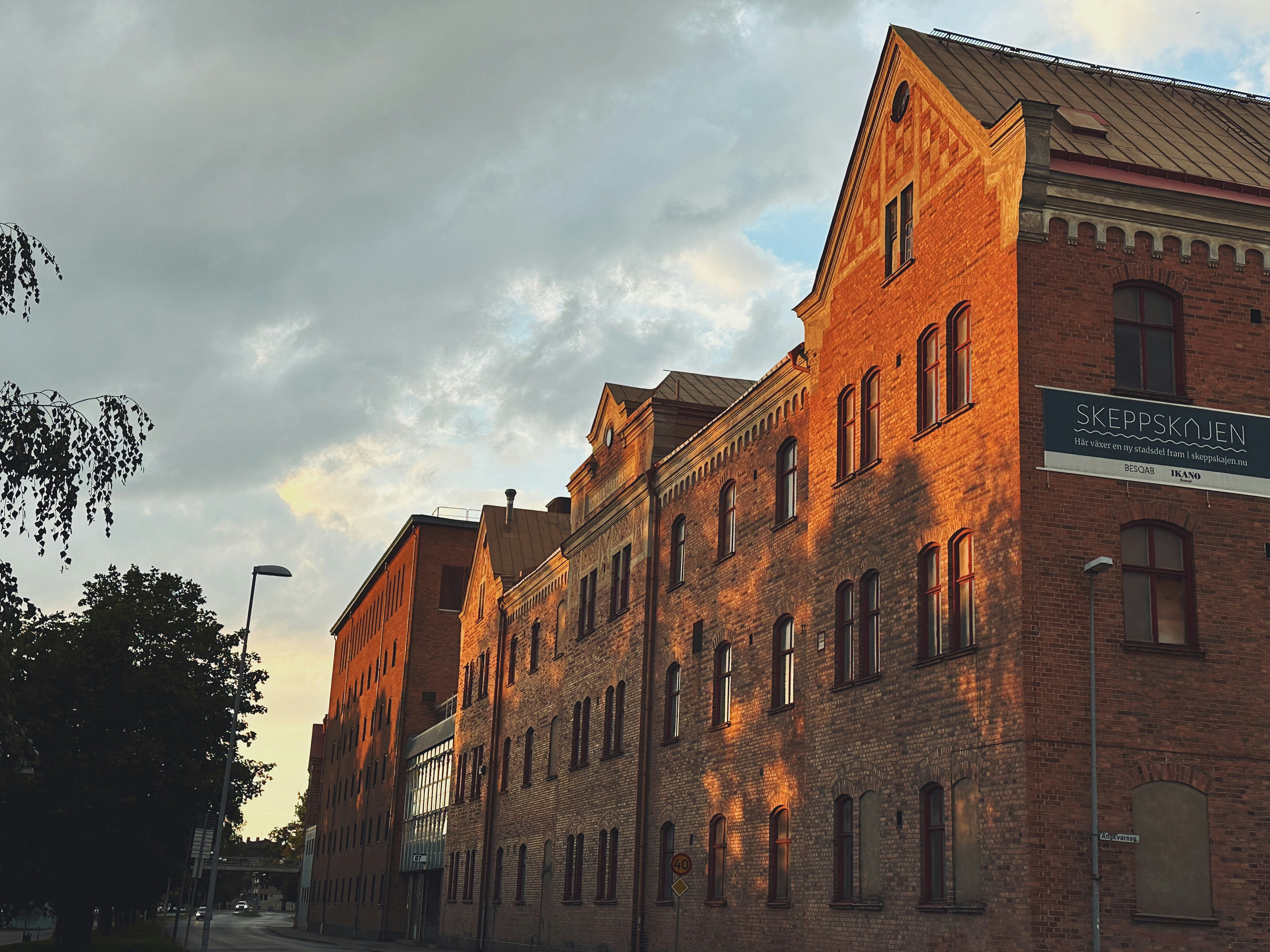 a brick building with a sign on the front of itJohan Anblick