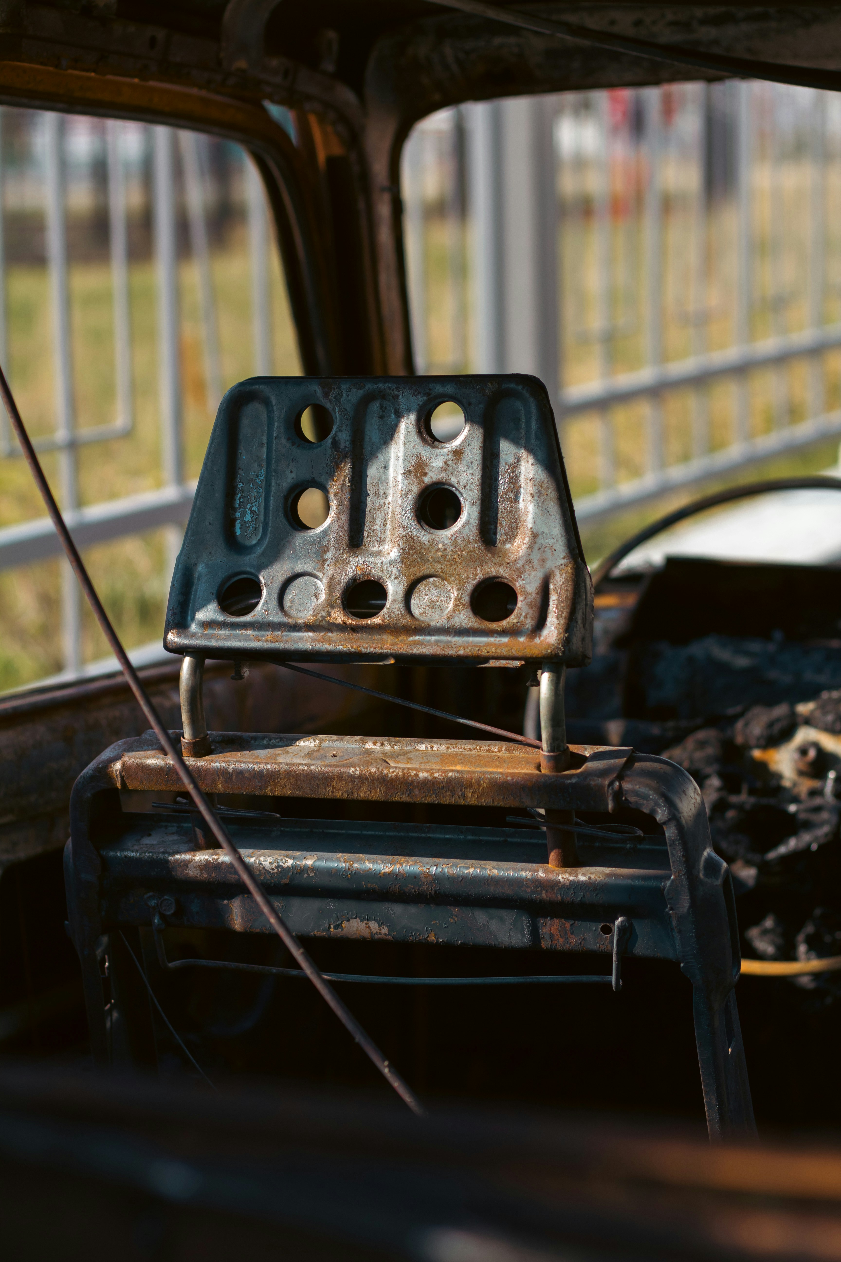 A rusted out car with a broken engine photo – Free Car Image on Unsplash