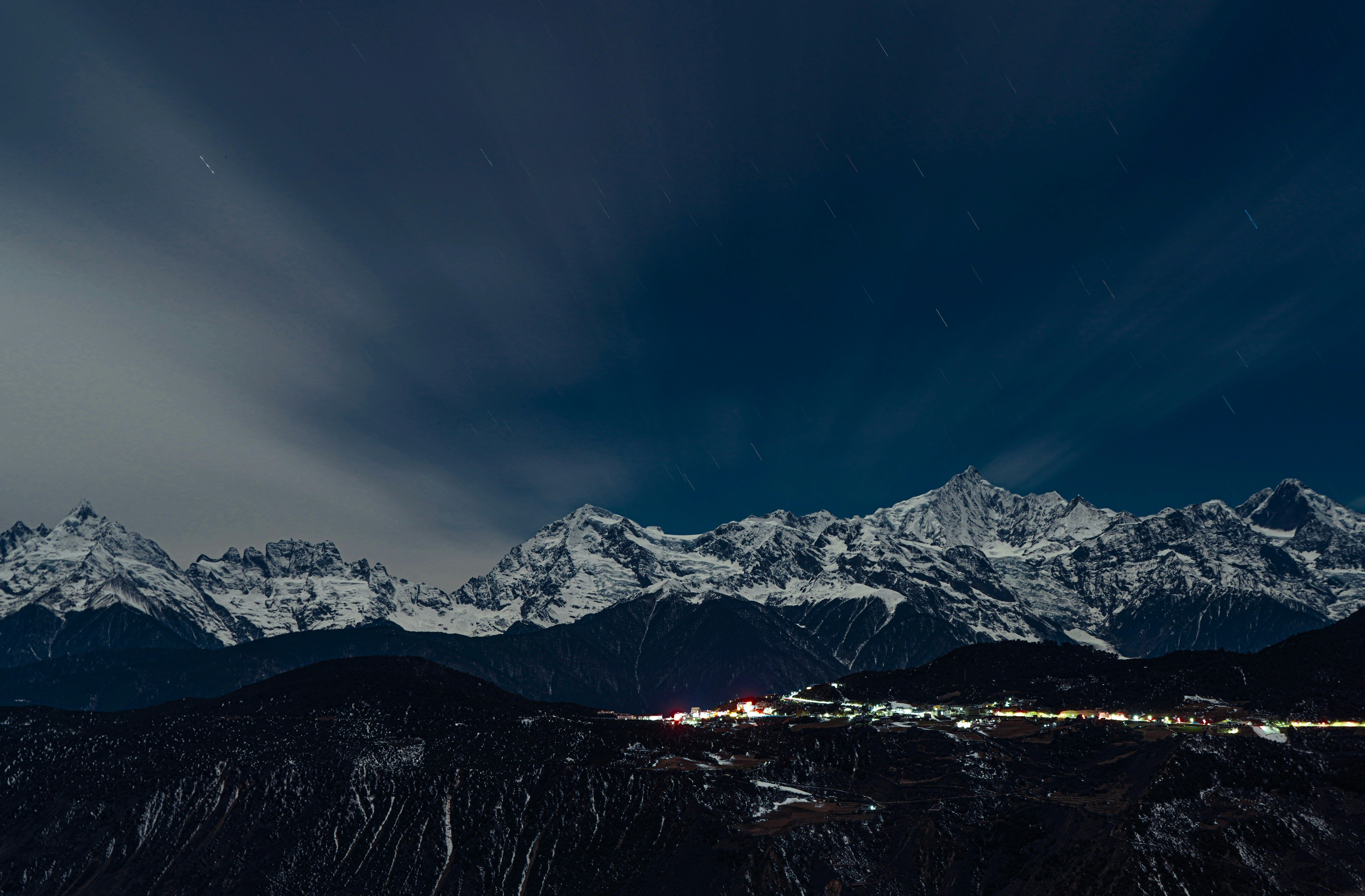 A view of a mountain range at night photo – Free 雾浓顶 Image on Unsplash