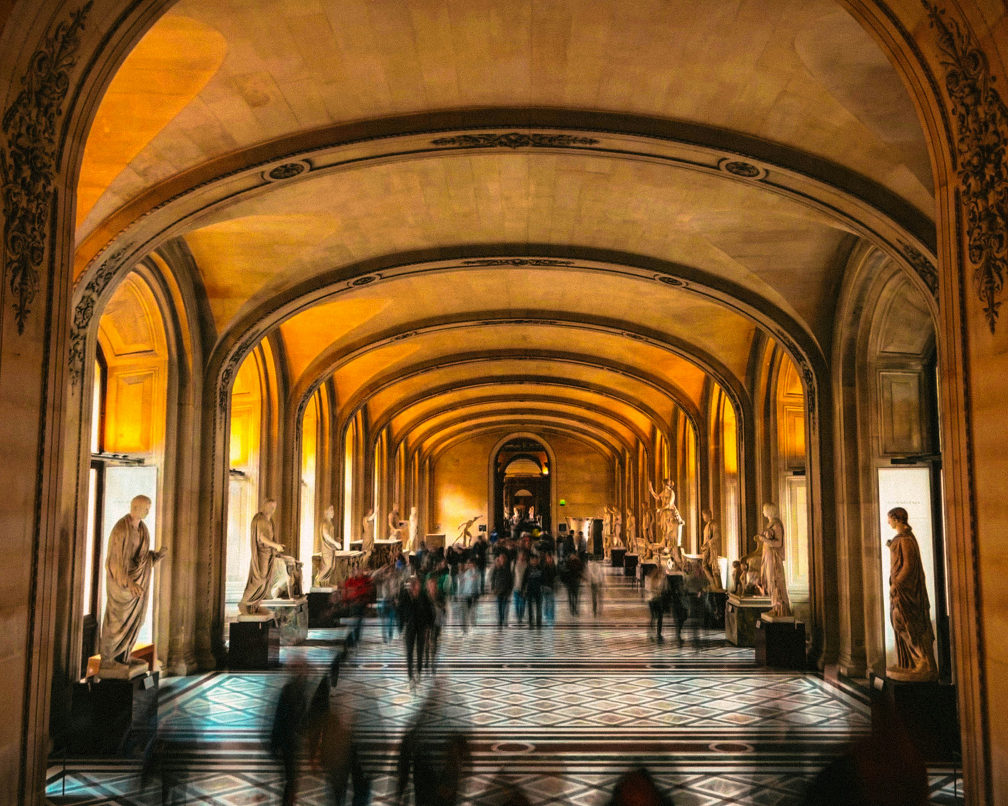 Golden Vaults, Blurred Paths: Motion in a Grand Hall