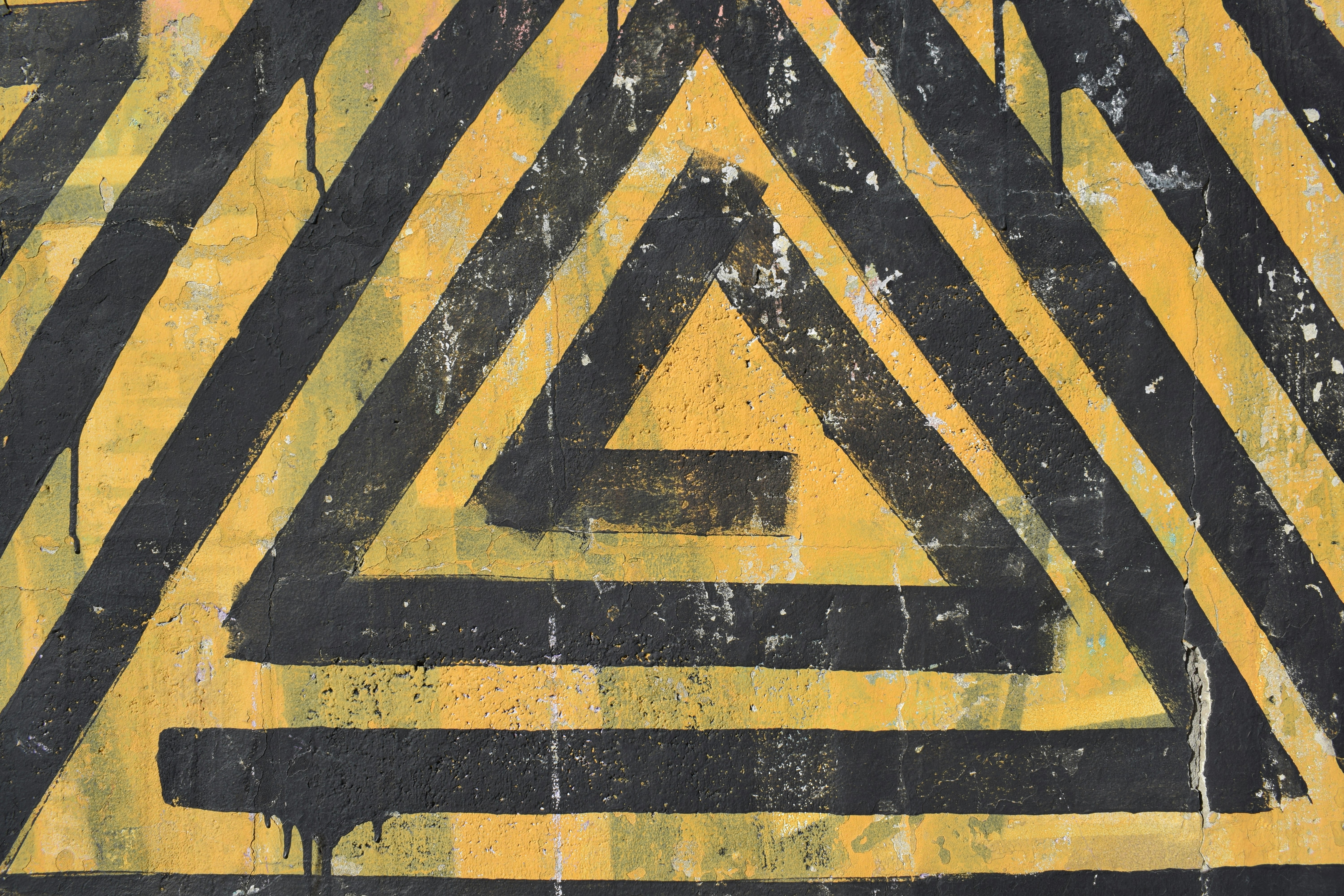 Foto Una pared amarilla y negra con un diseño negro y amarillo – Imagen ...