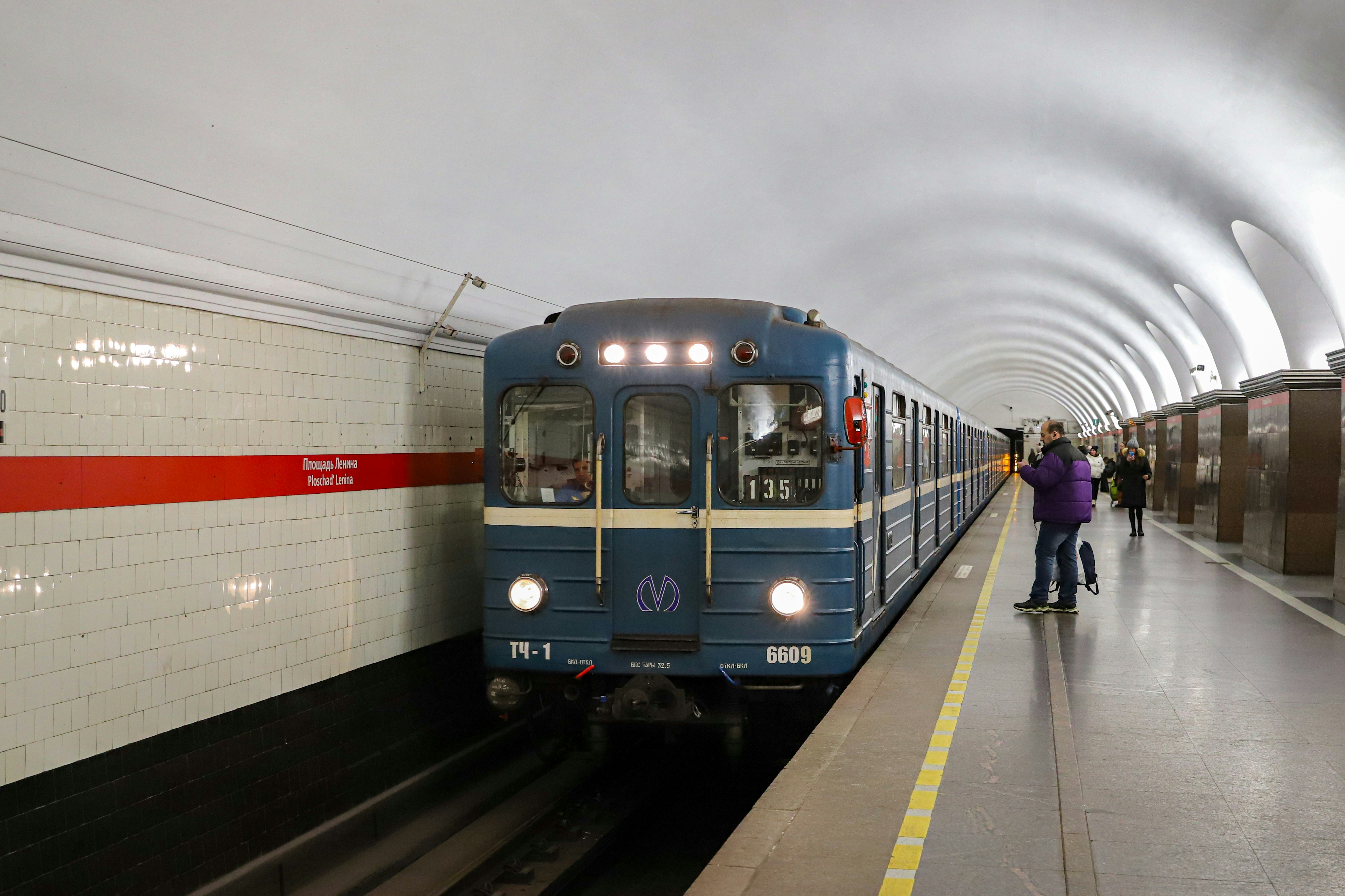 Blue Metro Arrives at the Curved-Arch Platform
