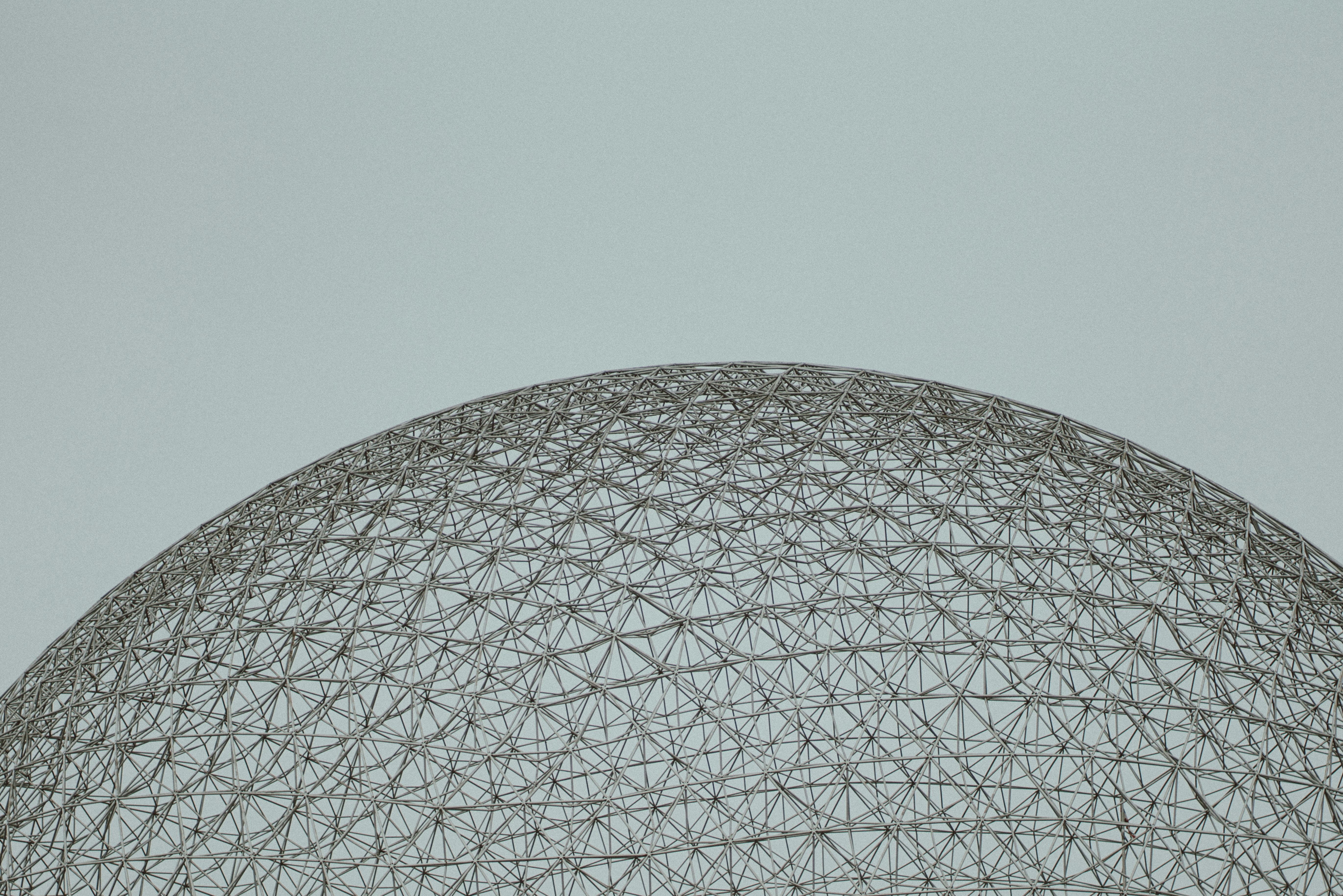 Un avión volando sobre una gran estructura en el cielo foto – Imagen de ...