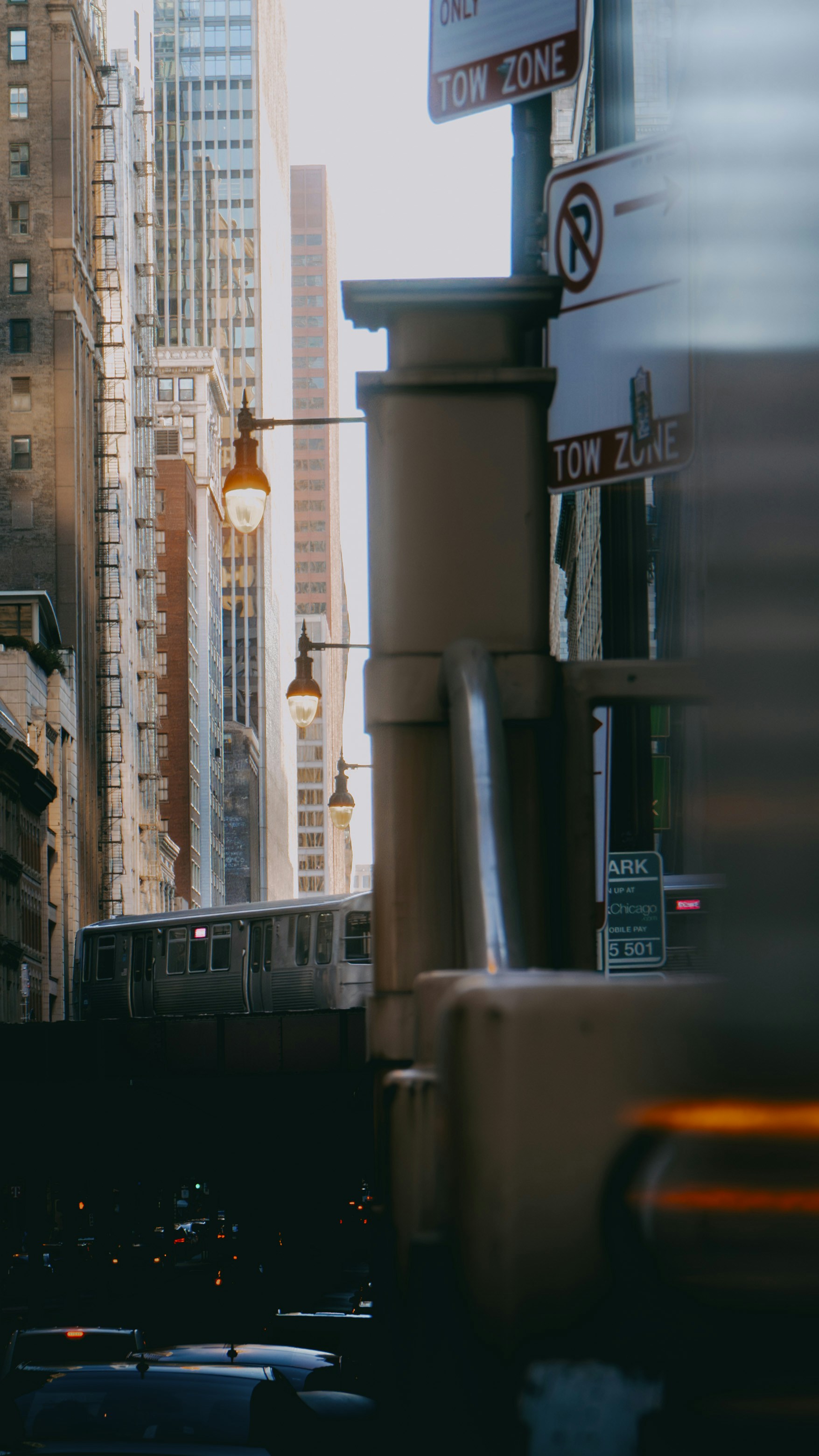 Una calle de la ciudad llena de muchos edificios altos foto – Imagen de ...