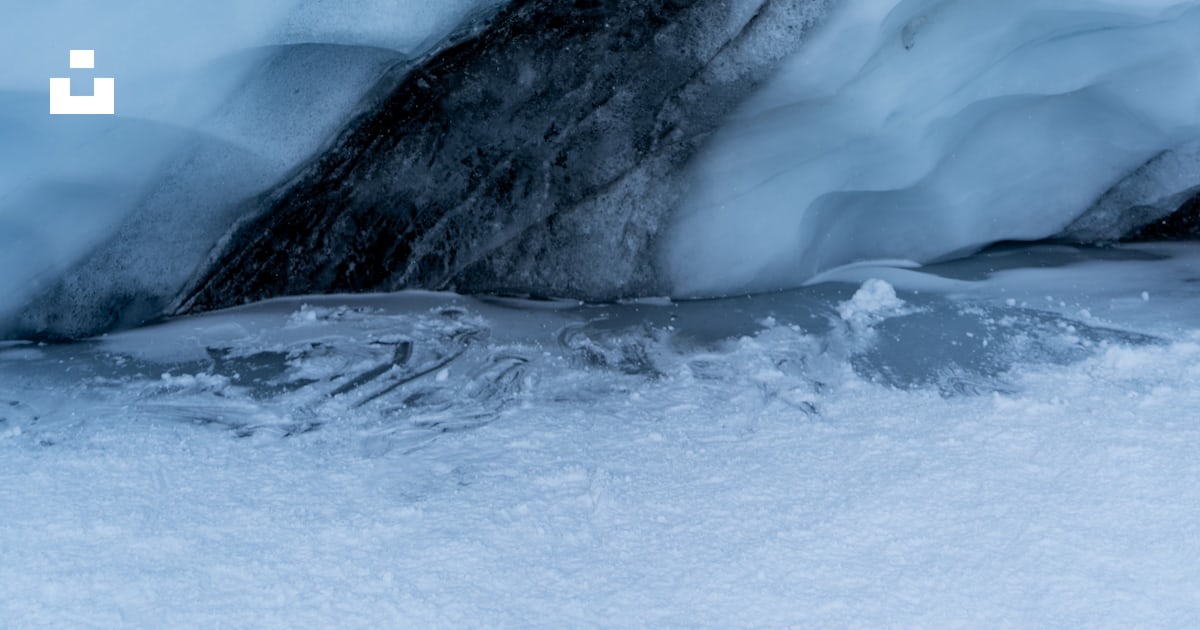 Foto Una gran cueva de hielo de la que sale agua – Imagen Excursiones a ... Foto Una gran cueva de hielo de la que sale agua – Imagen Excursiones a ...