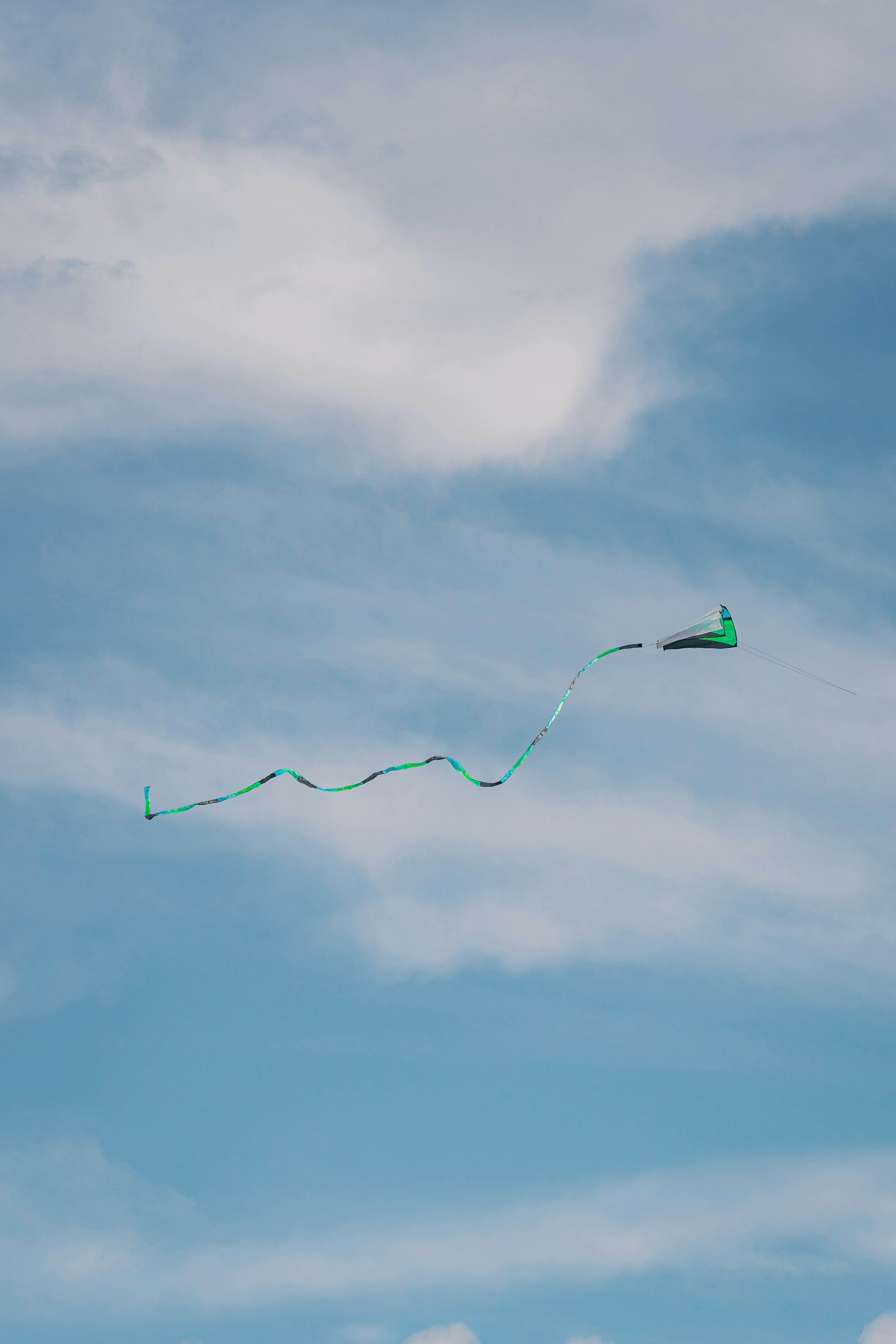 Un cerf-volant vole haut dans le ciel photo – Image gratuite de Gris ...