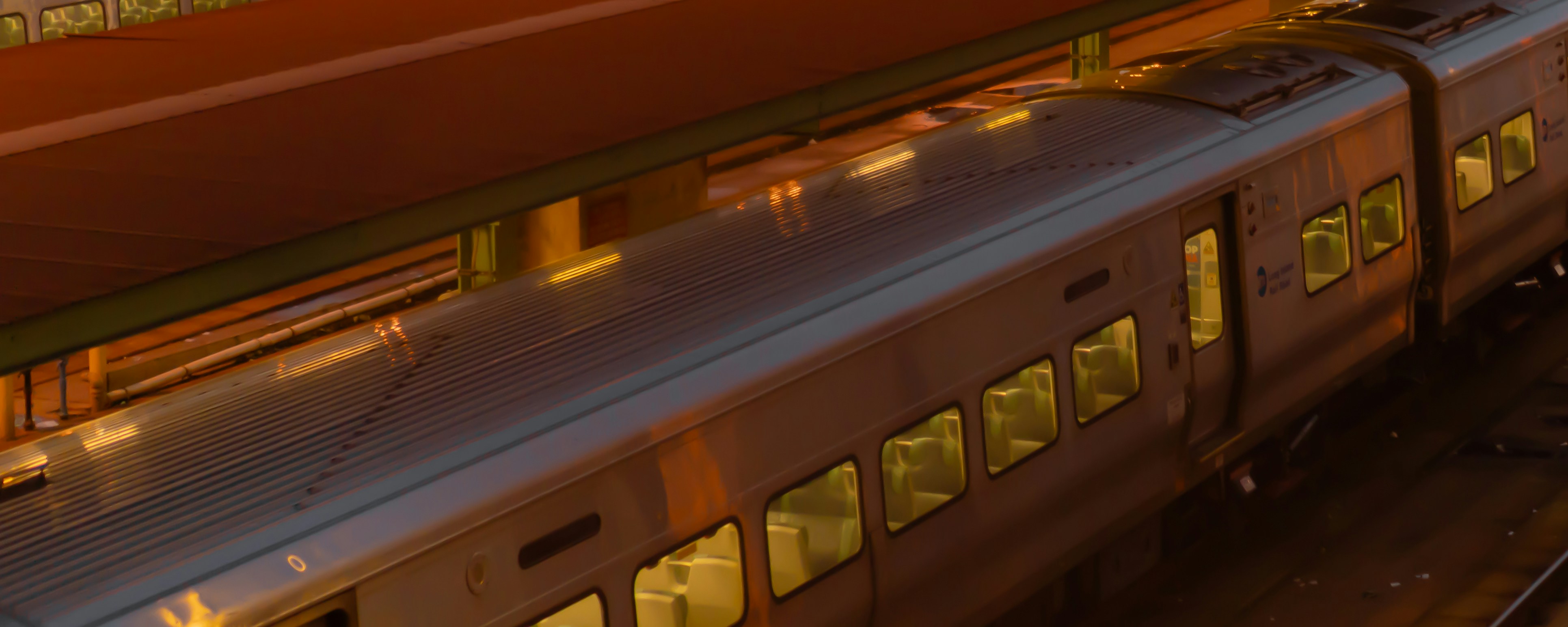 Foto Un tren plateado viajando por las vías del tren junto a una ...