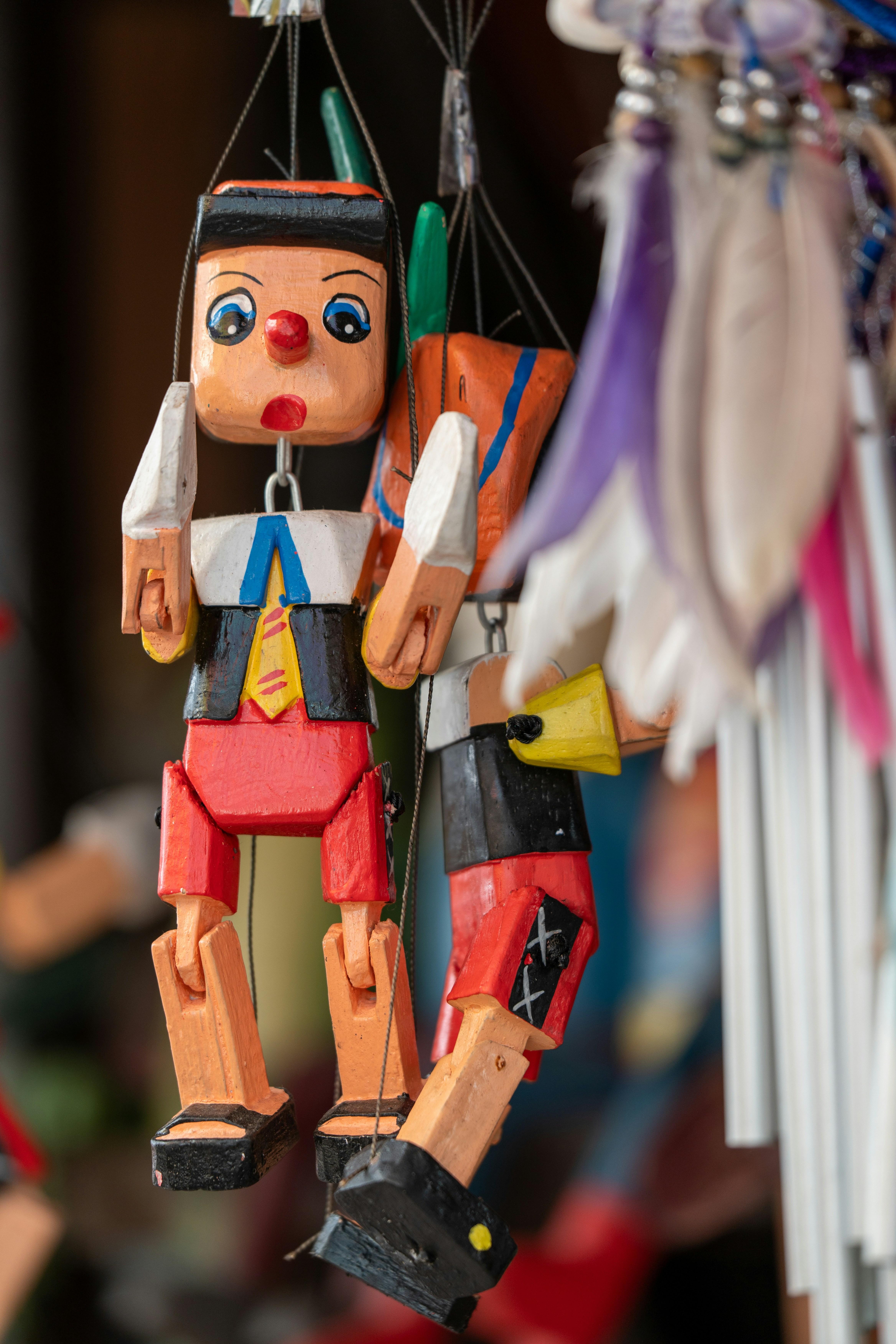 A wooden toy hanging from a string photo – Free Toy Image on Unsplash