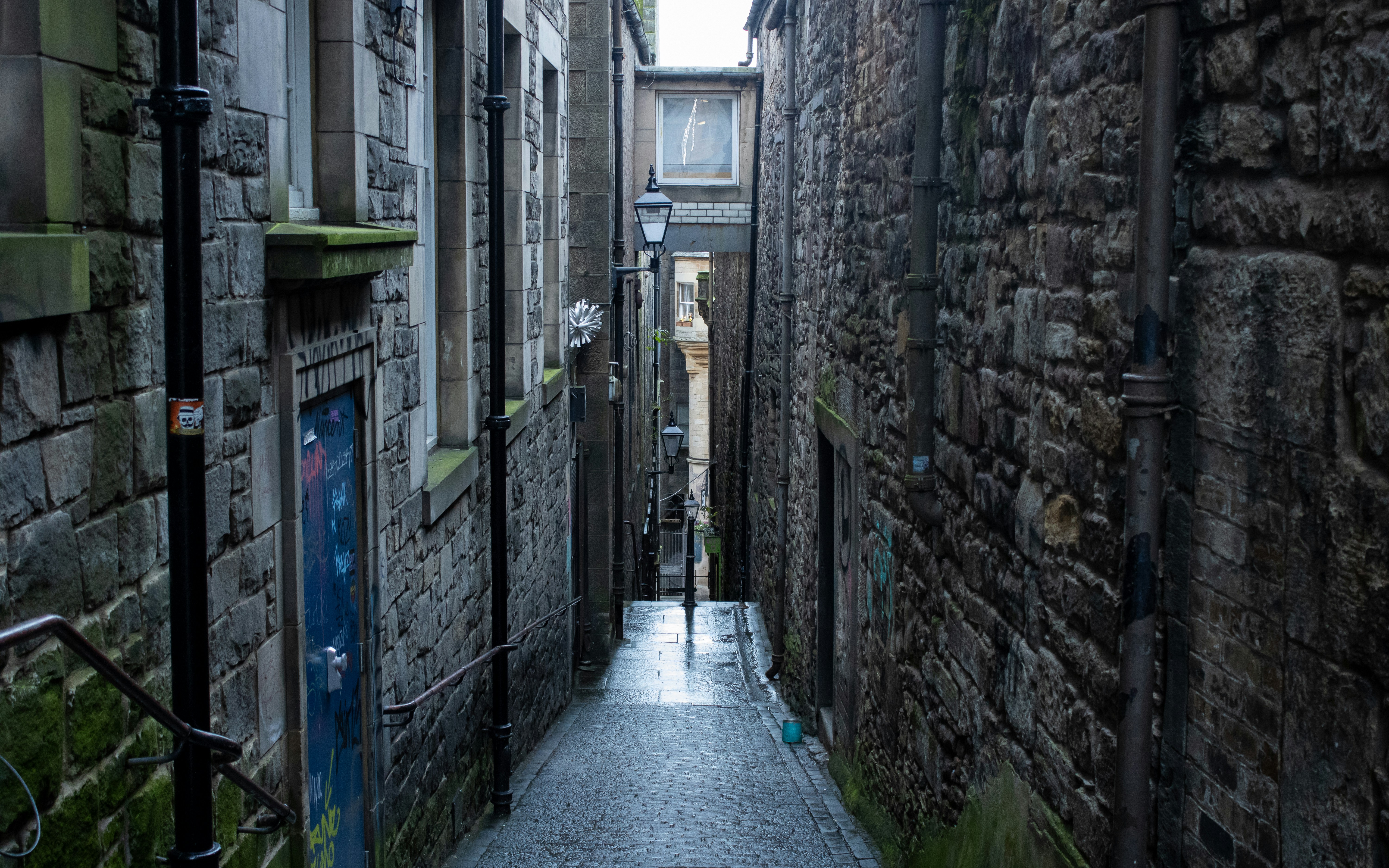 A narrow alleyway between two stone buildings photo – Free Royal mile ...