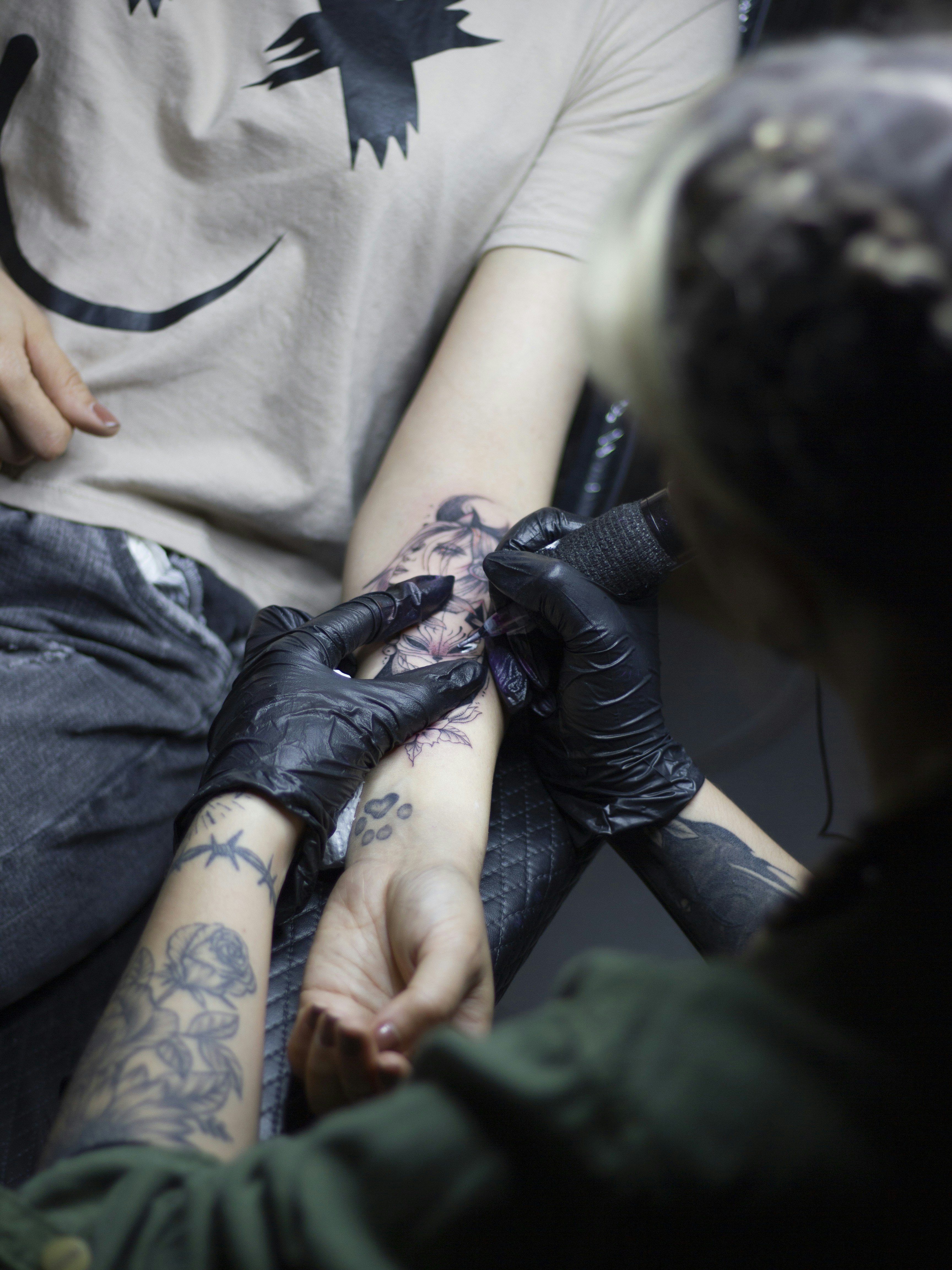 A man getting a tattoo on his arm photo – Free Tokyo Image on Unsplash