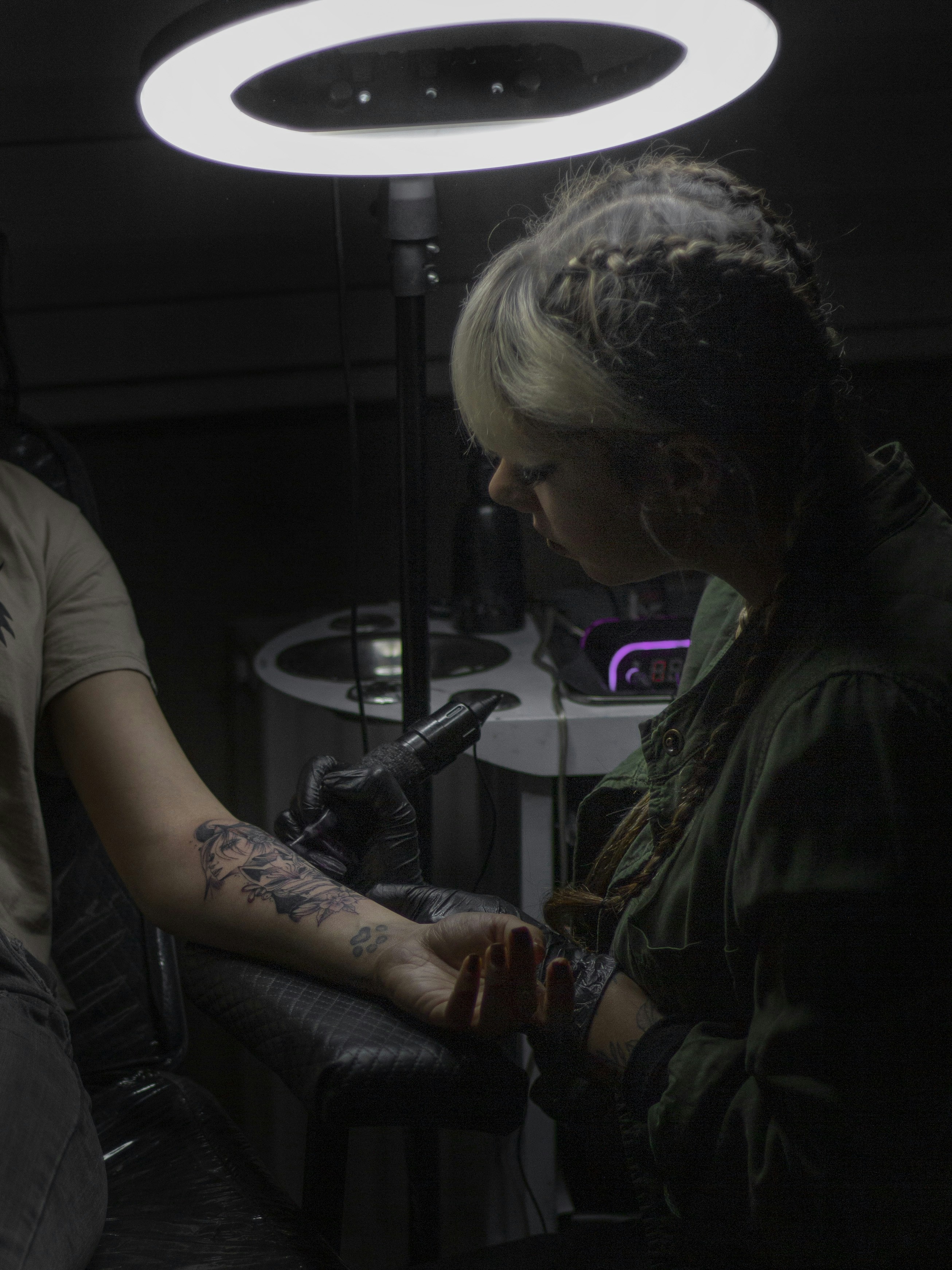 A woman getting a tattoo on her arm photo – Free Tokyo Image on Unsplash