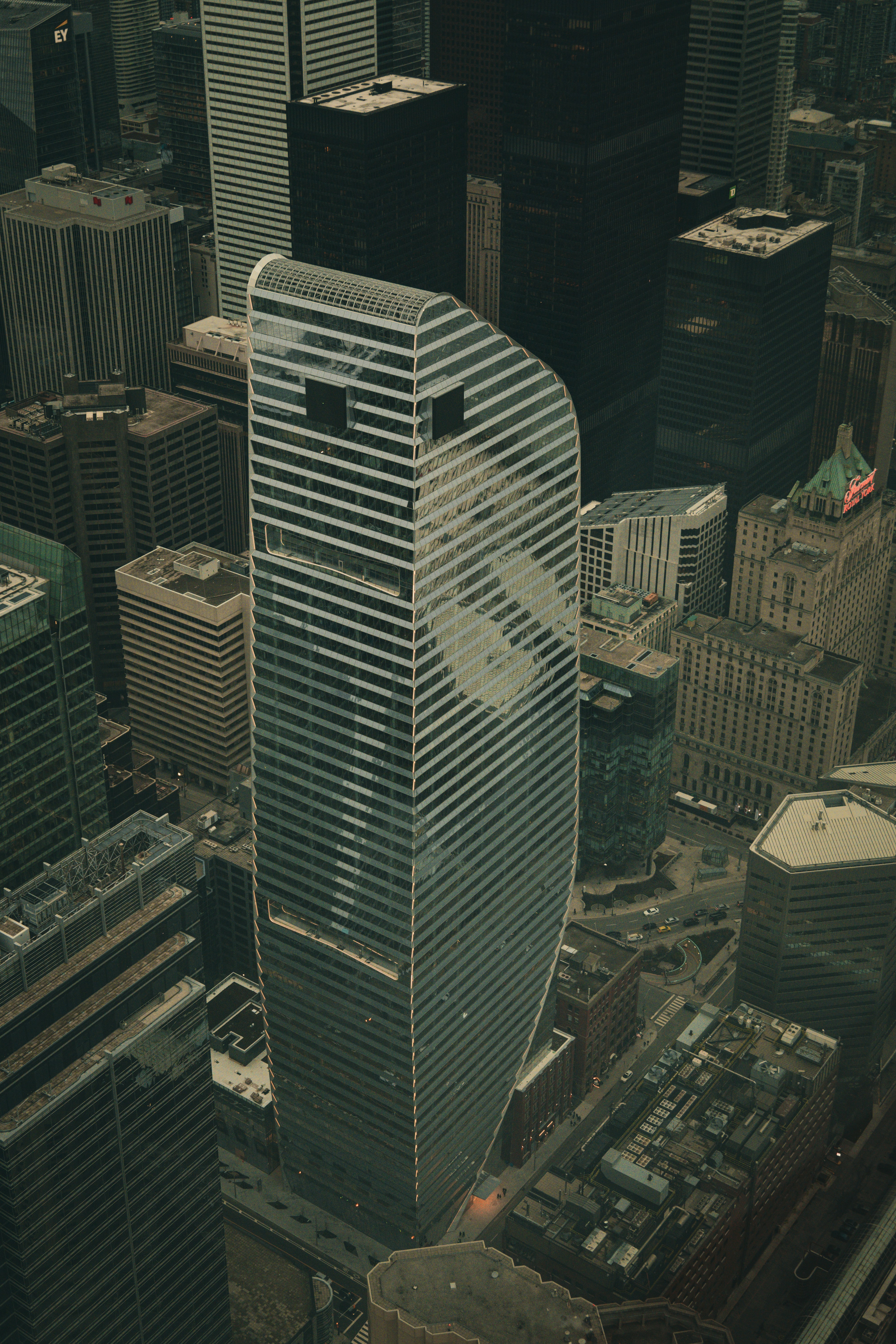 Una vista aérea de una ciudad con edificios altos foto – Imagen de ...