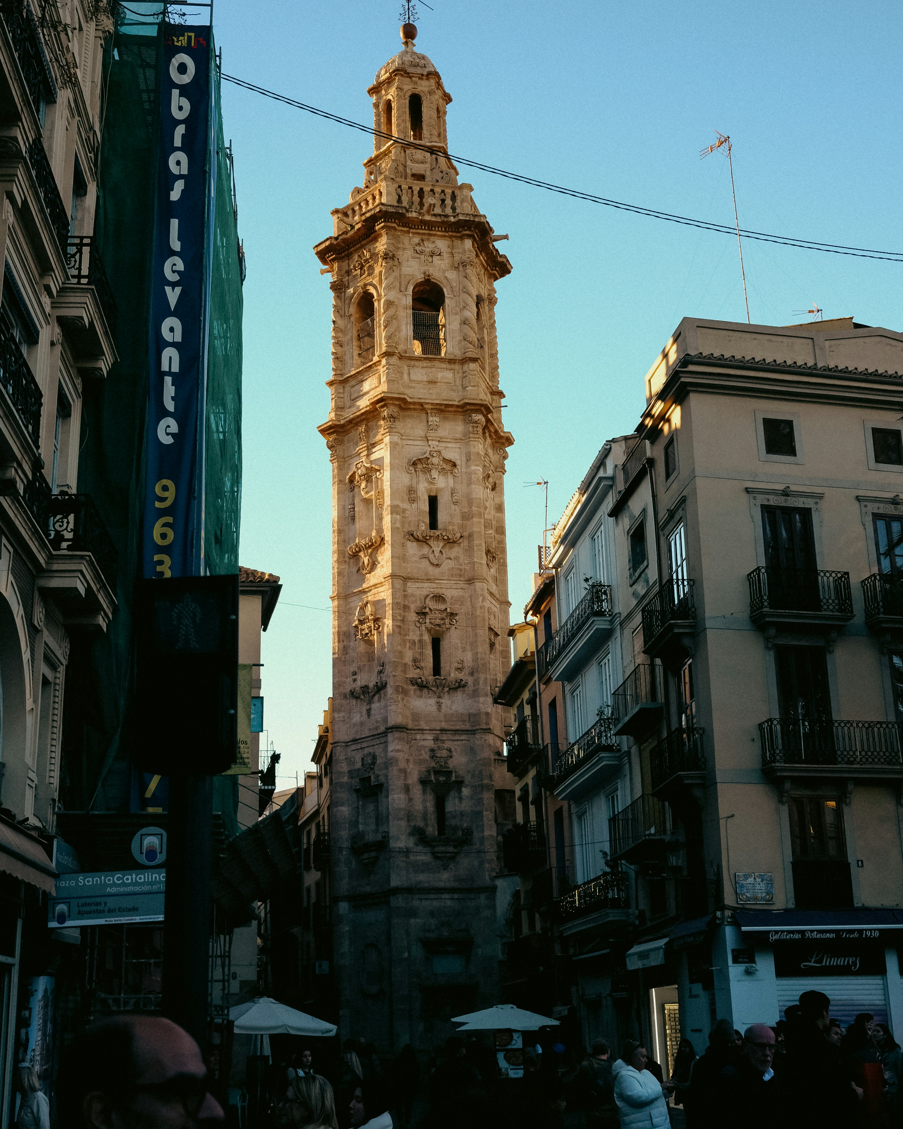 Foto Una torre de reloj muy alta que se eleva sobre una ciudad – Imagen ...