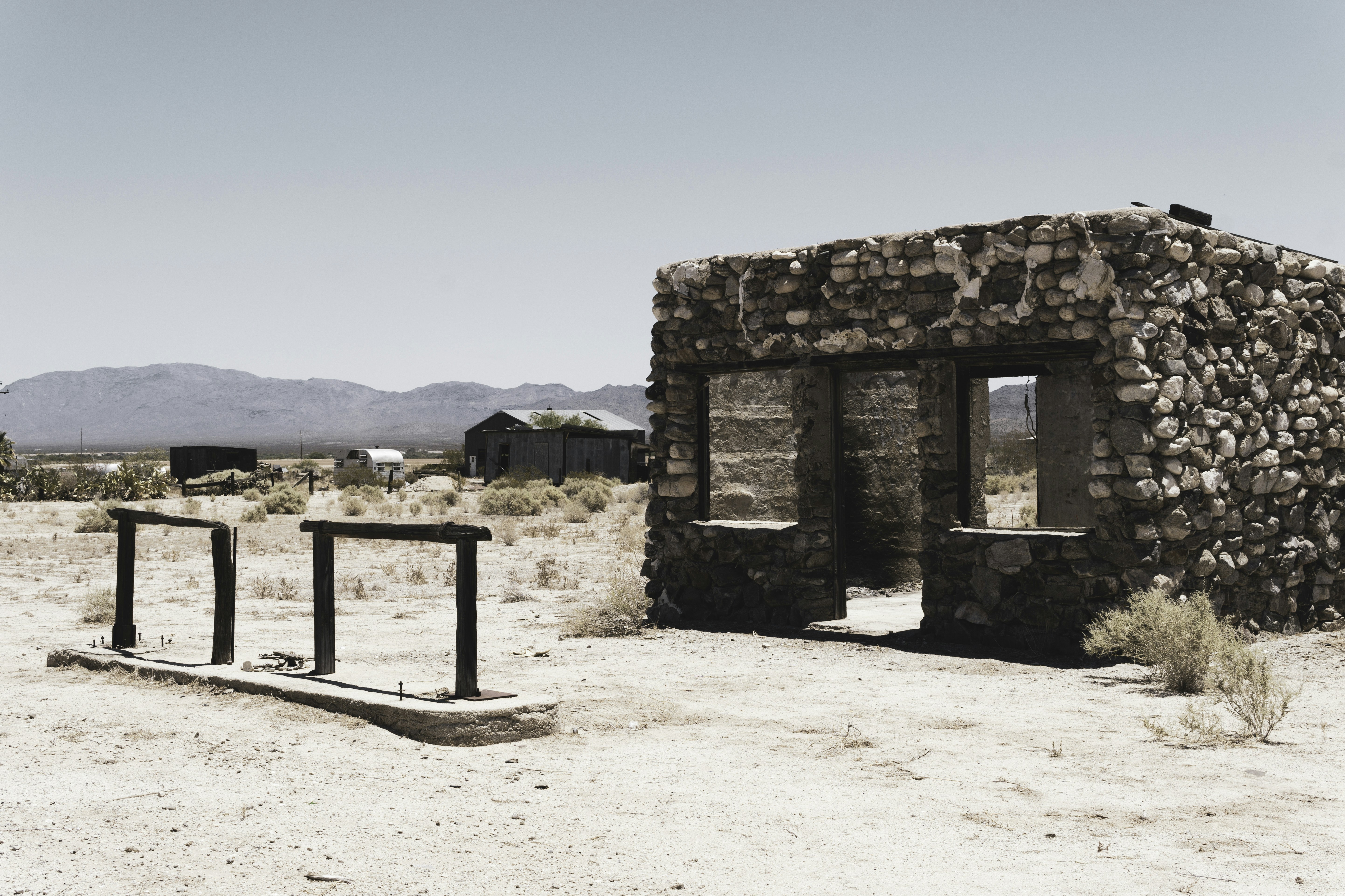 A stone building in the middle of a desert photo – Free Car Image on ...