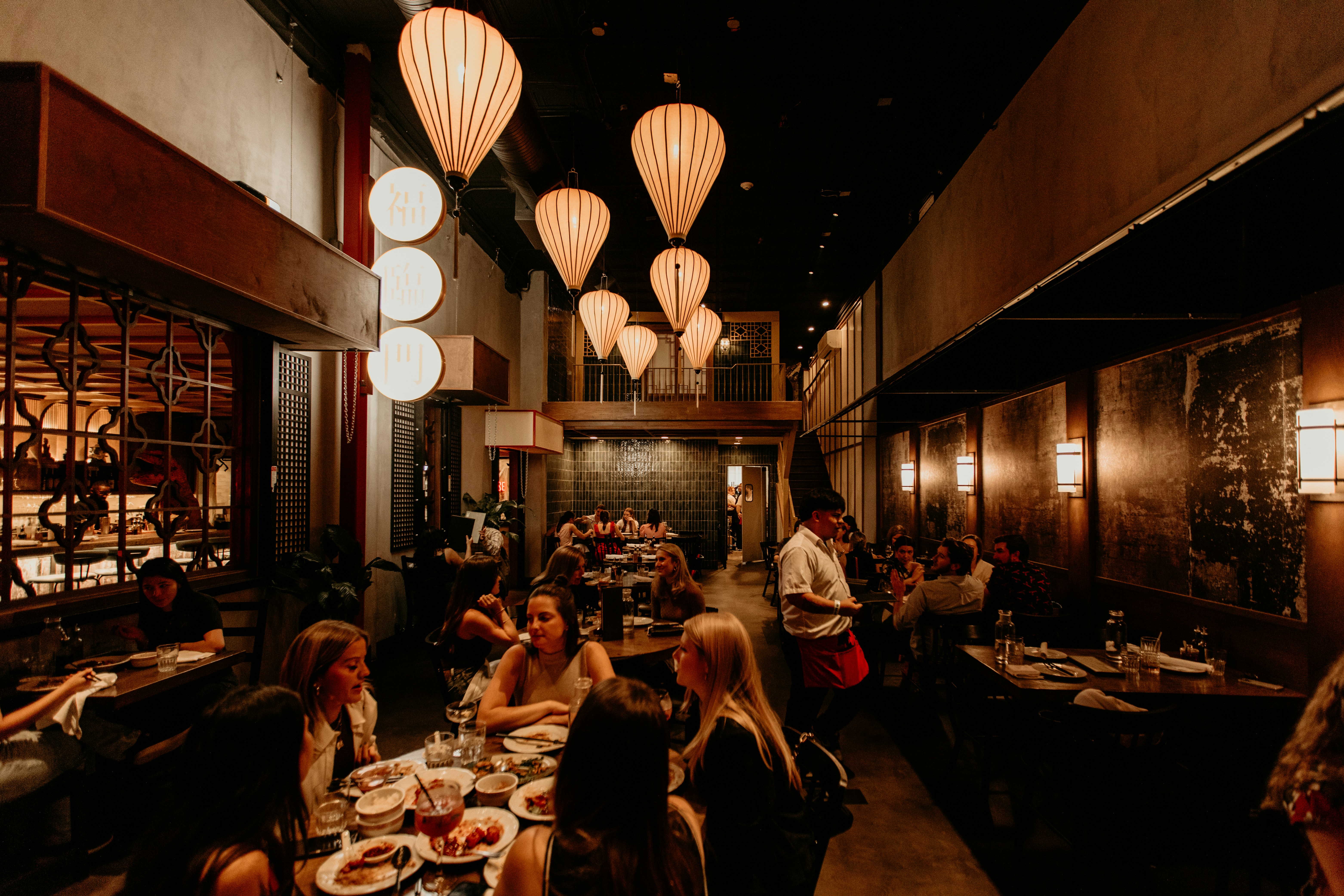 A group of people sitting at a table in a restaurant photo – Free Tx ...