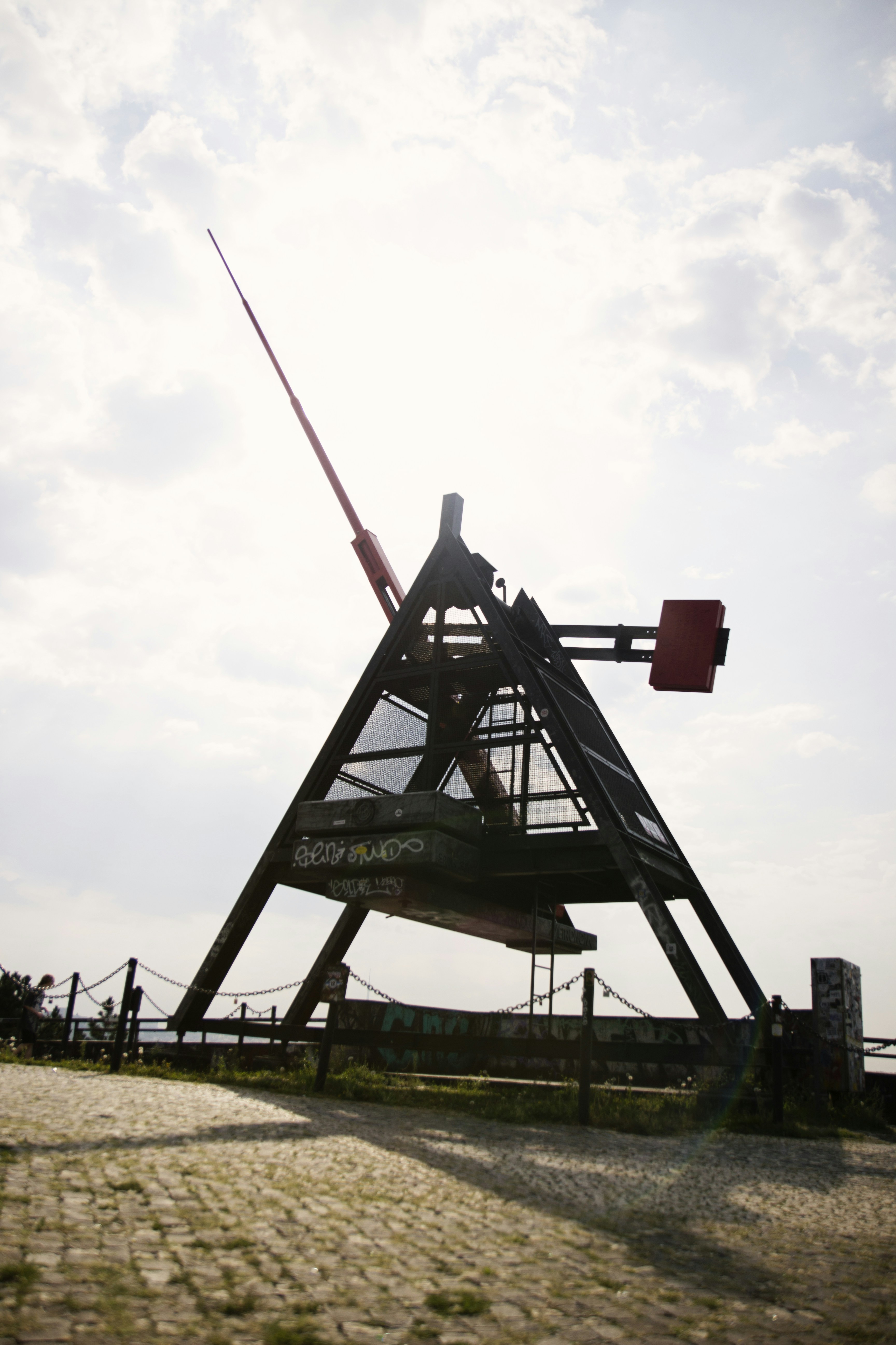 Apex in Light: An Angular Metal-Truss Sculpture at the Overlook