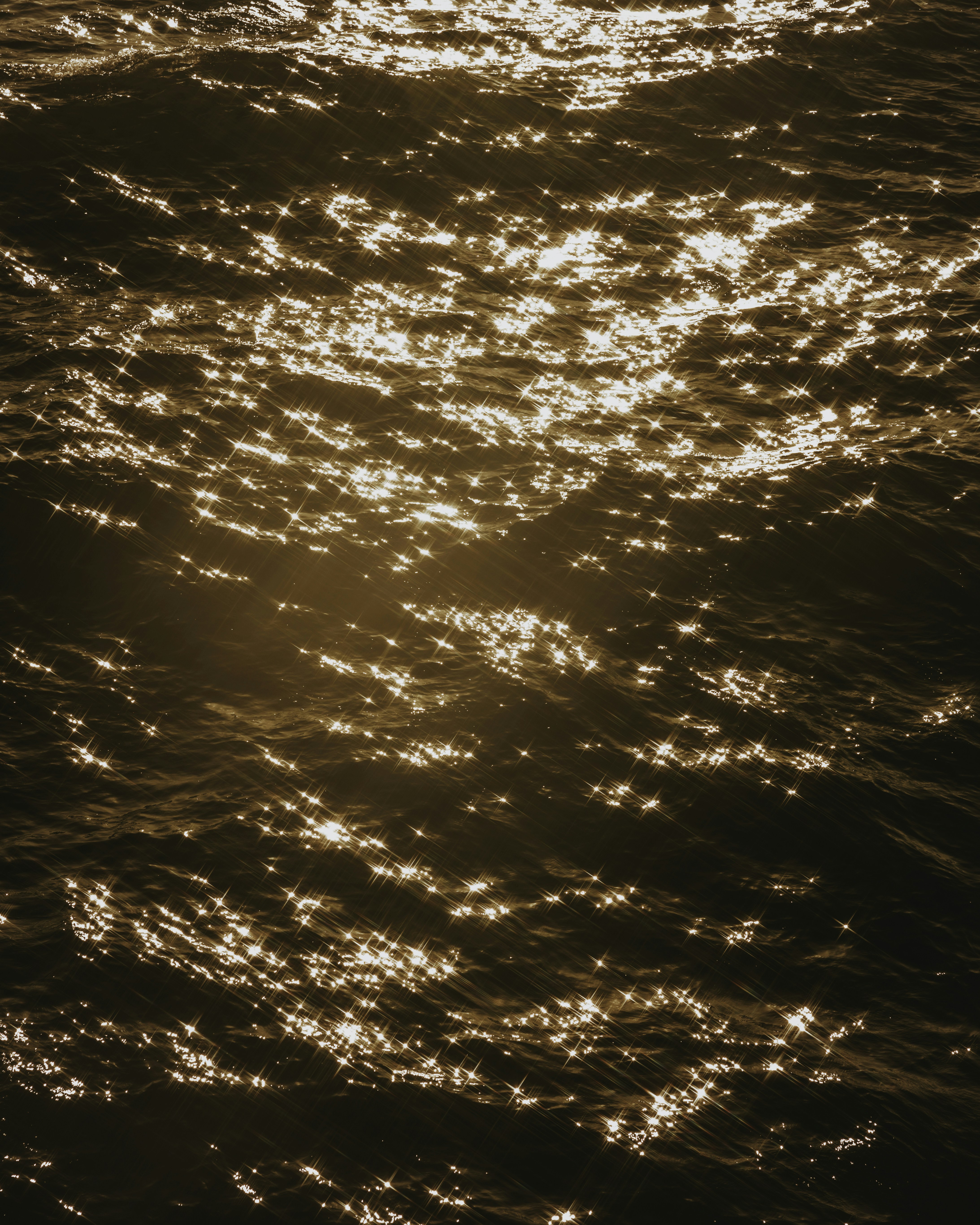 Foto zum Thema Die Sonne scheint hell durch das Wasser – Kostenloses ...