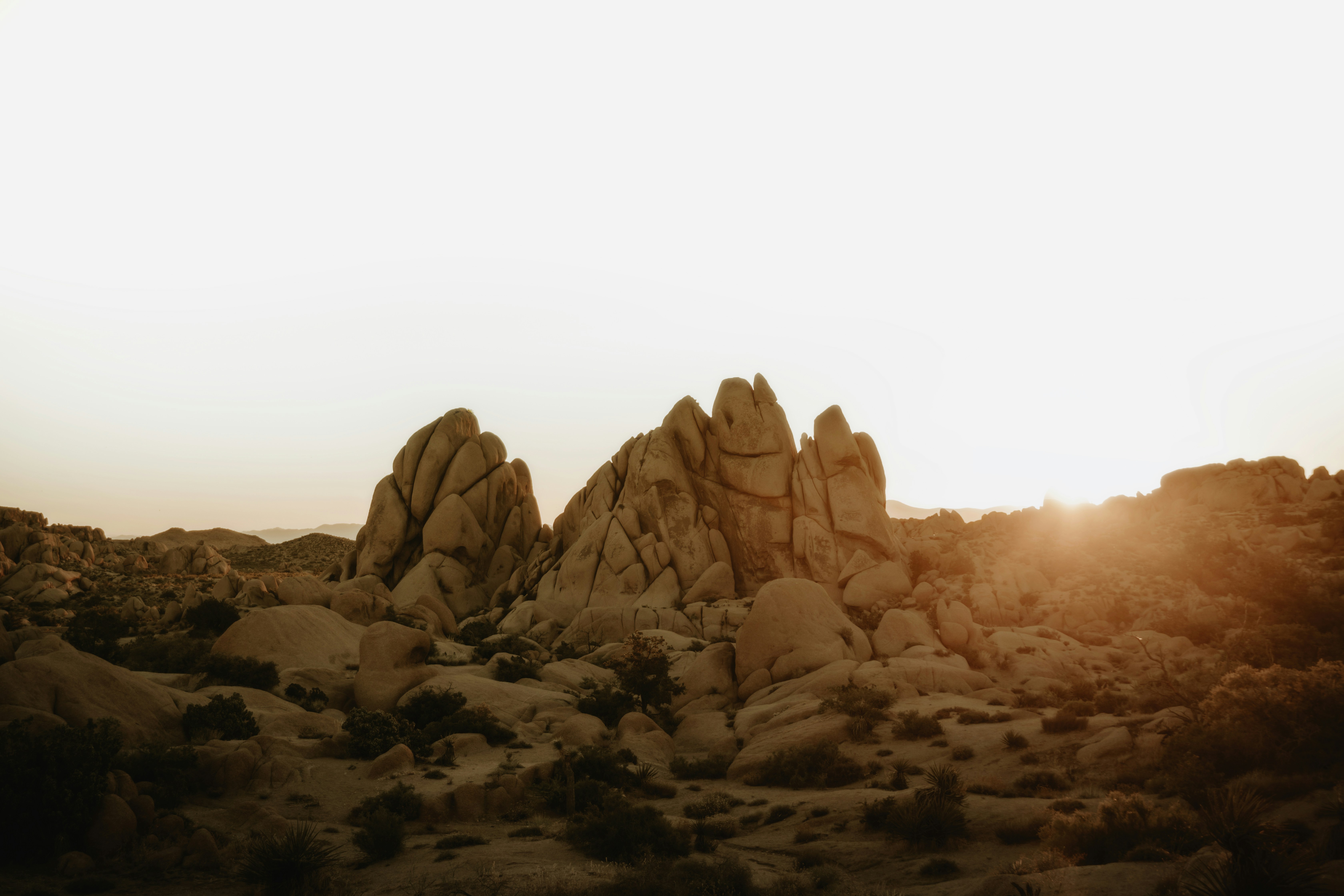 Un groupe de rochers au milieu d’un désert photo – Photo Rock Gratuite ...