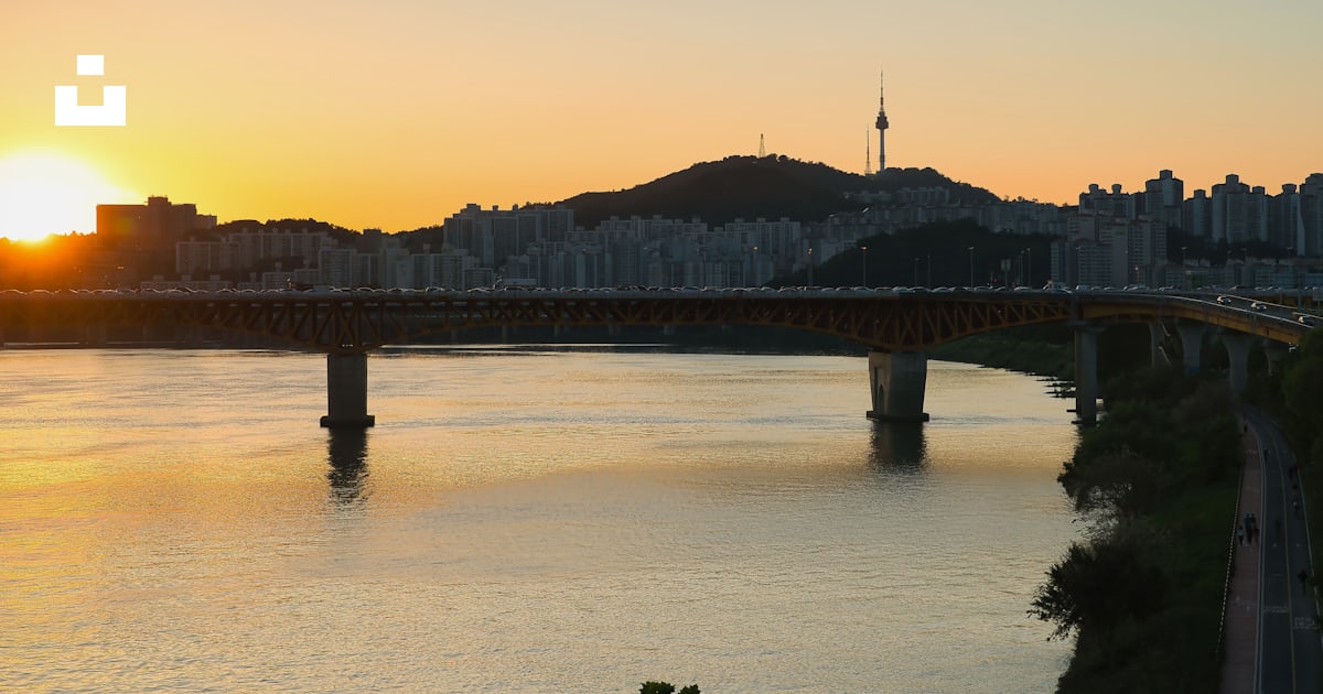 도시를 배경으로 한 수역 위의 다리 사진 Unsplash의 무료 서울 이미지