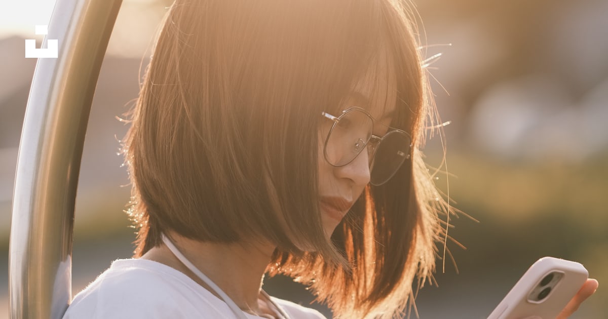 흰 셔츠를 입은 여성이 핸드폰을 사용하고 있다 사진 Unsplash의 무료 사진 이미지