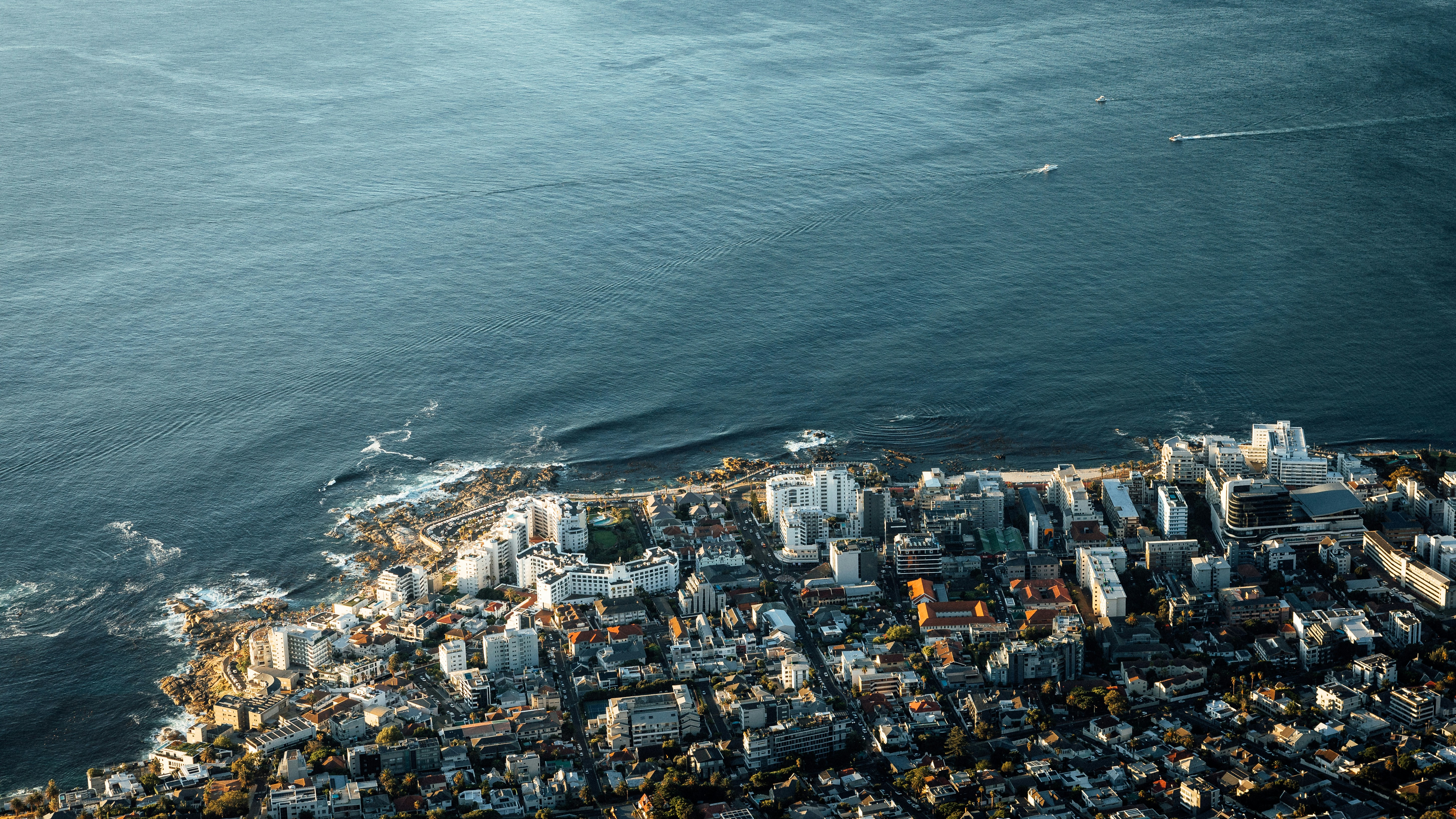 An aerial view of a city by the ocean photo – Free City Image on Unsplash
