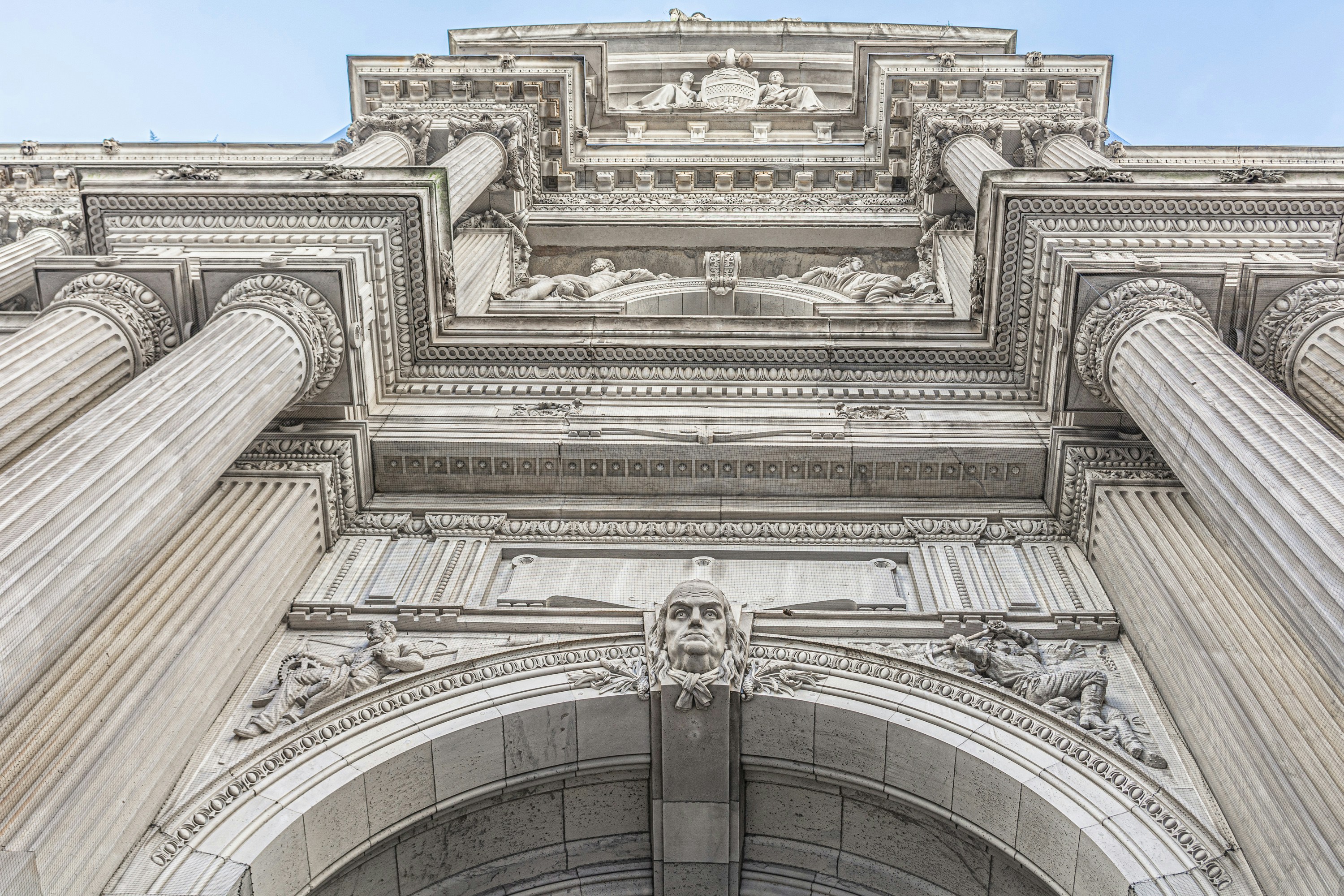 A very tall building with many pillars and arches photo – Free Grey ...