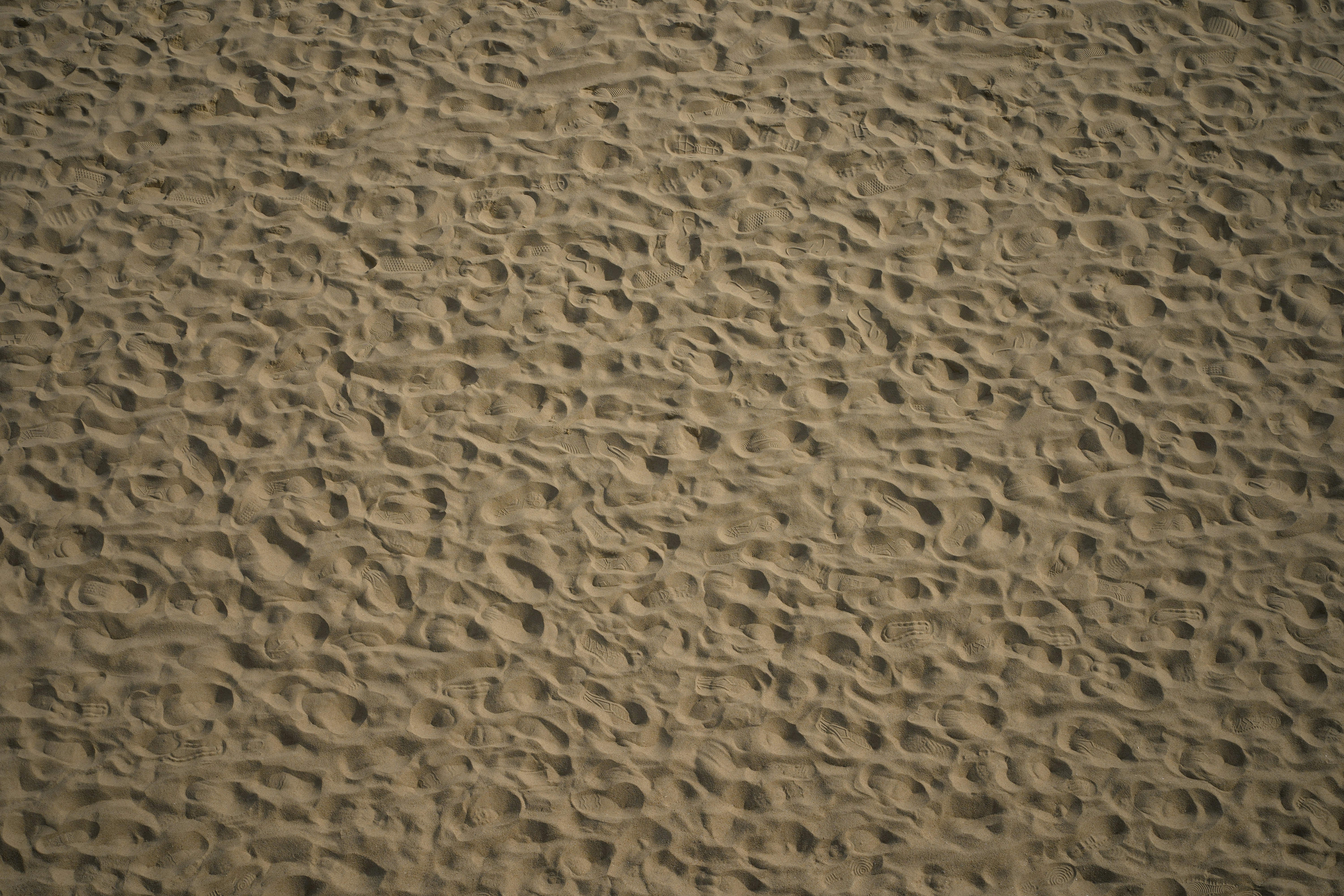 "Footprints on the beach" MTR Line 8 has finally opened its station to Da Mei Sha Beach. It was a weekend and I went to take photos, I didn't expect so many people, the last time I saw so many people was in Hong Kong. I asked ChatGPT why it was called "Meisha", and GPT said Meisha probably means the beach in the Meilin area.