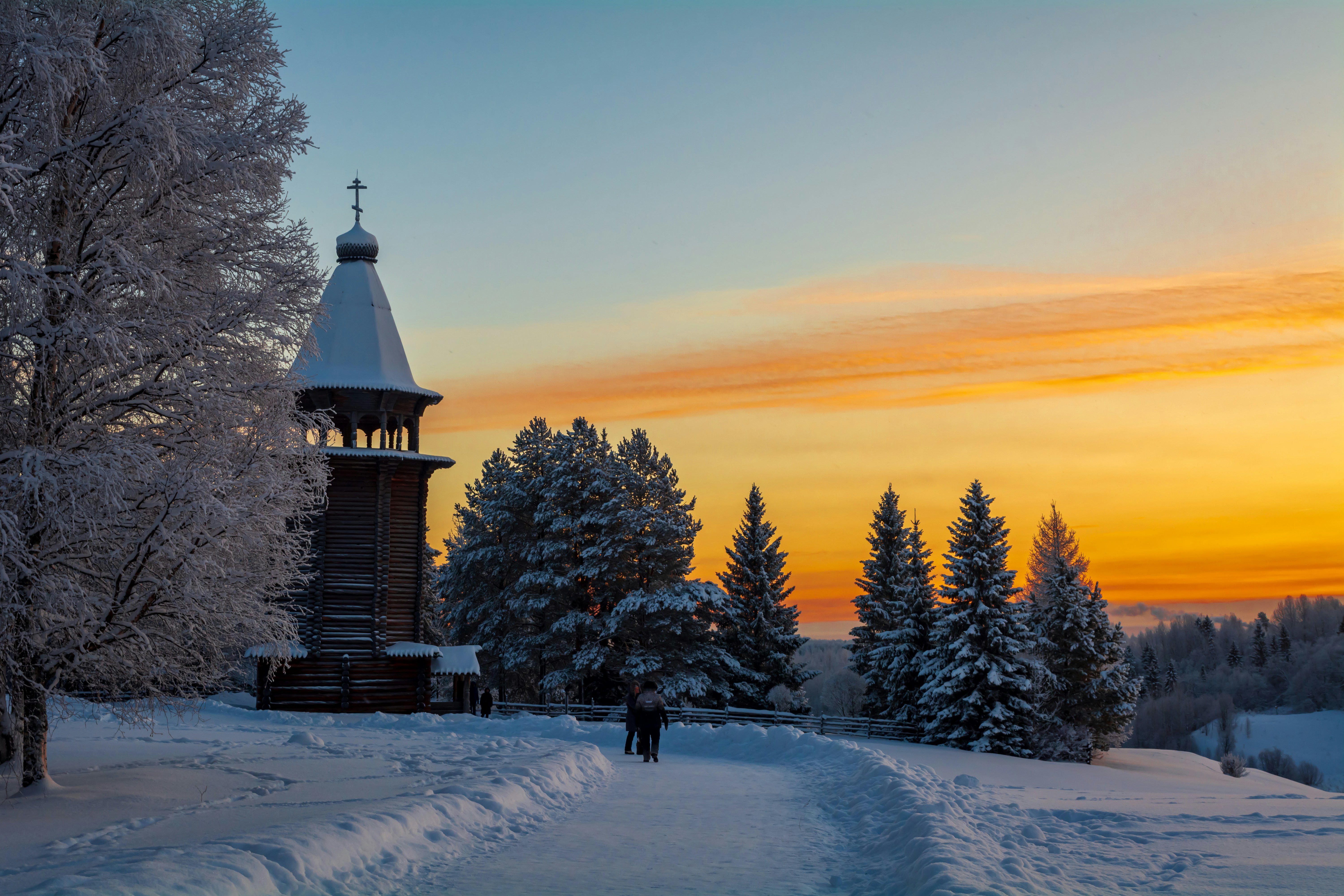Una torre dell'orologio in mezzo a un campo innevato foto – Immagine ...