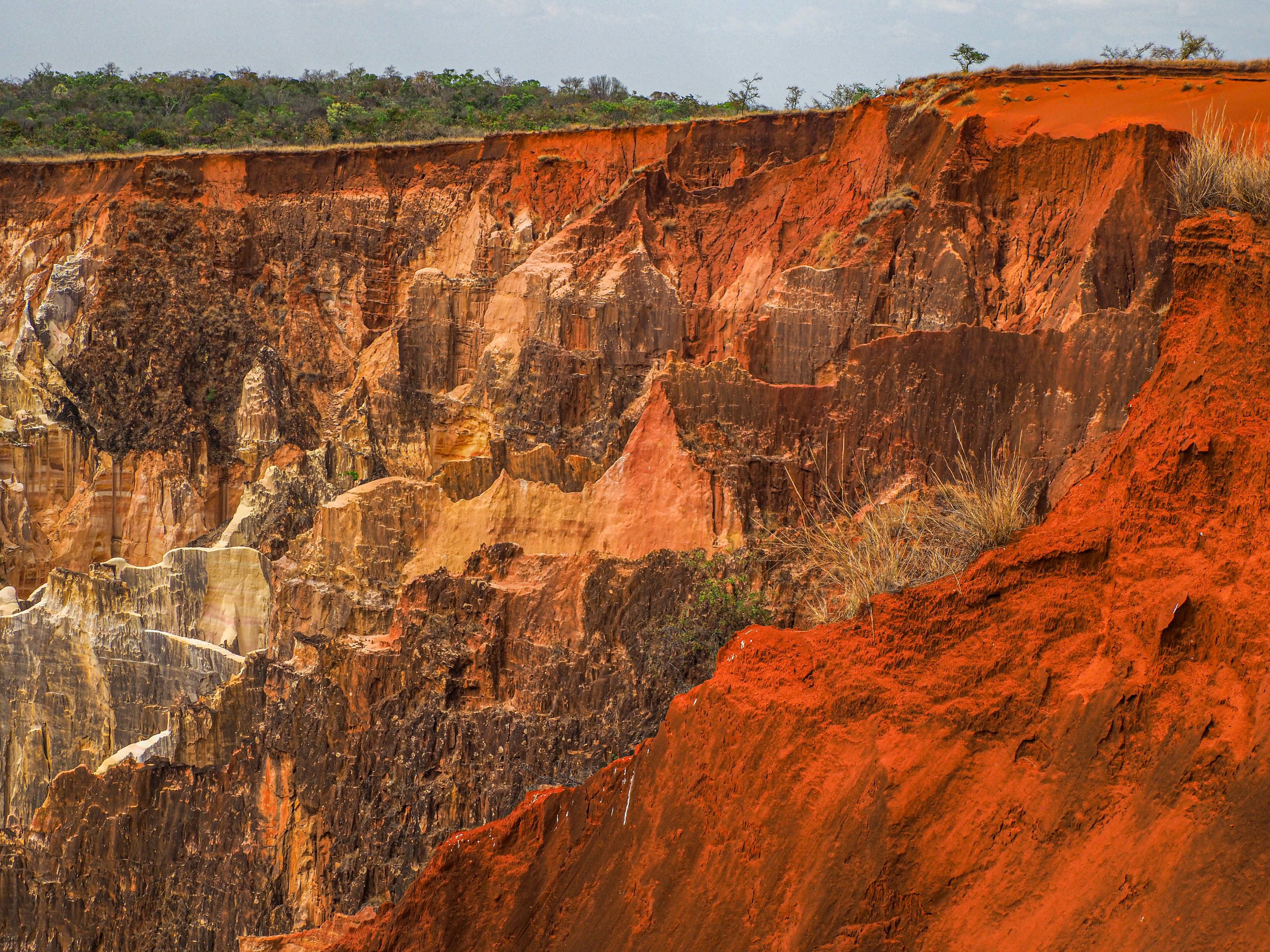 A very large cliff with a very steep cliff face photo – Free Brown ...