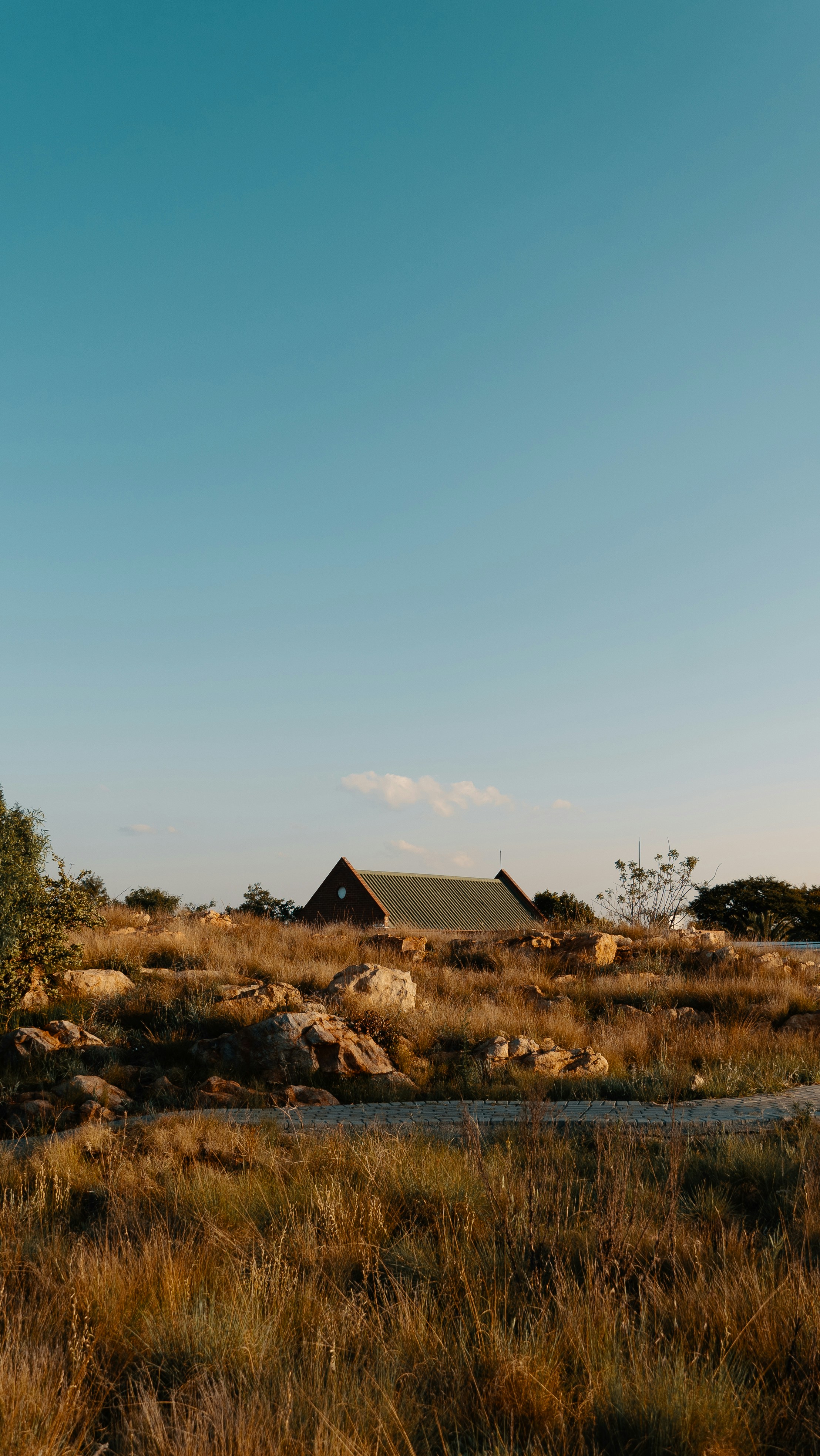 Horizon House: Quiet Shelter Beneath a Vast Blue Sky