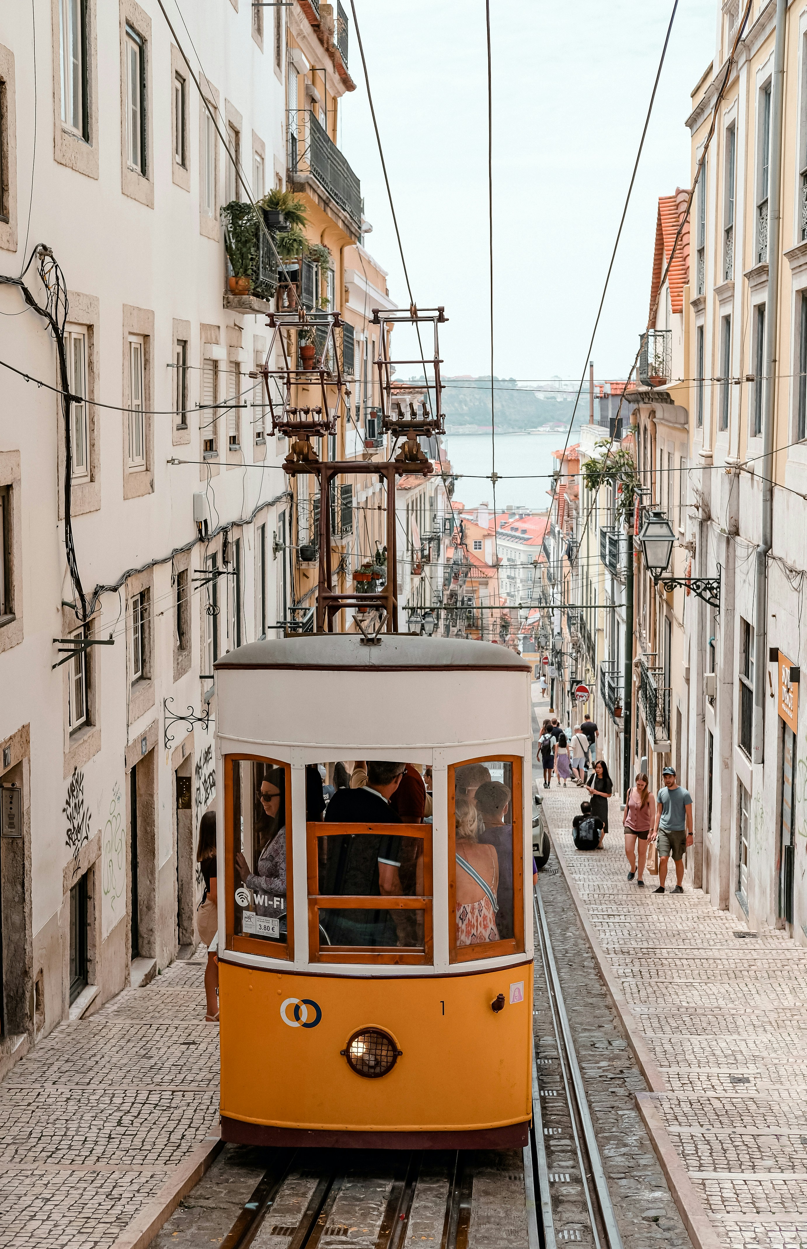 Un tramway jaune descendant une rue à côté de grands immeubles photo ...