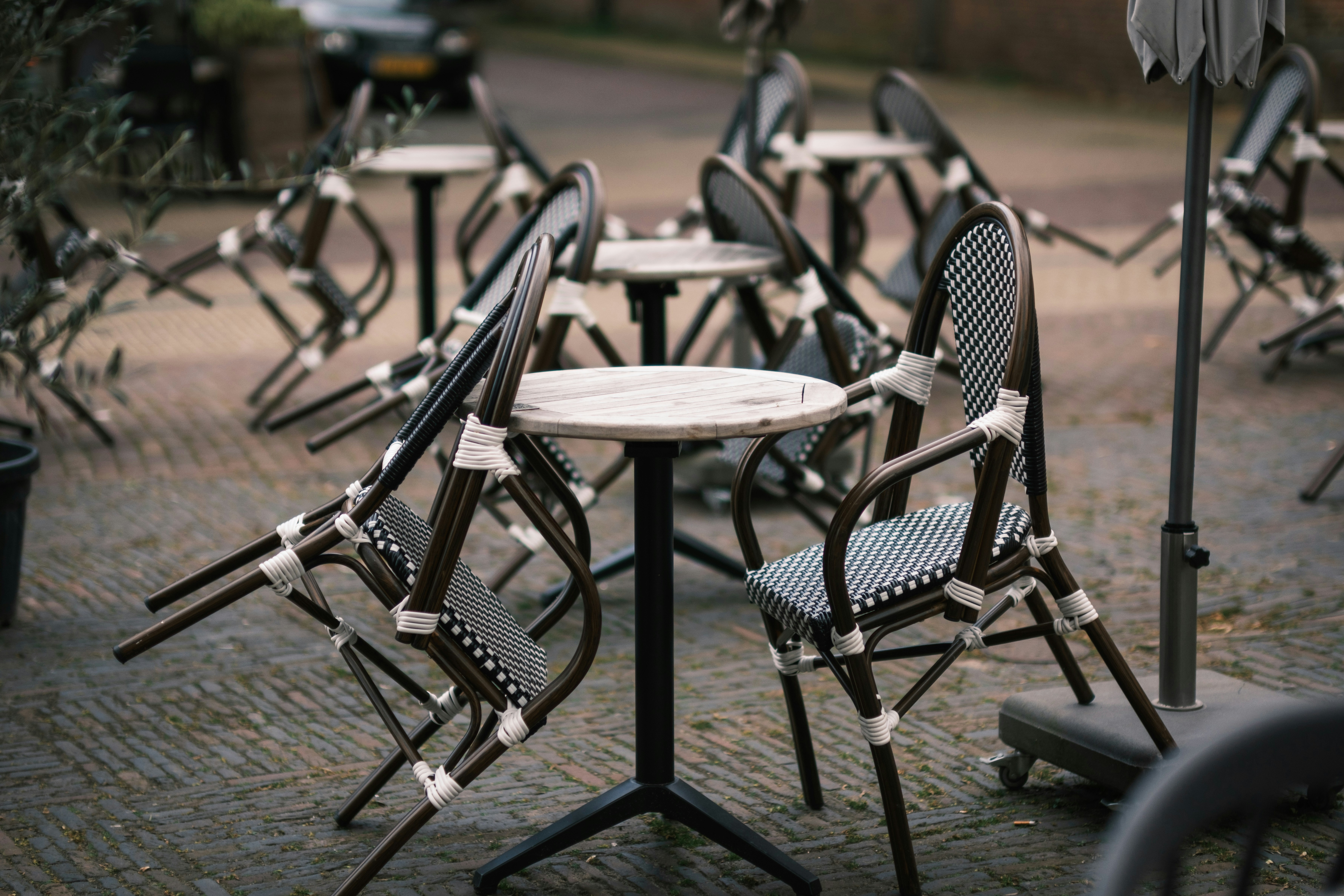 A bunch of chairs and tables that are outside photo – Free Table Image ...