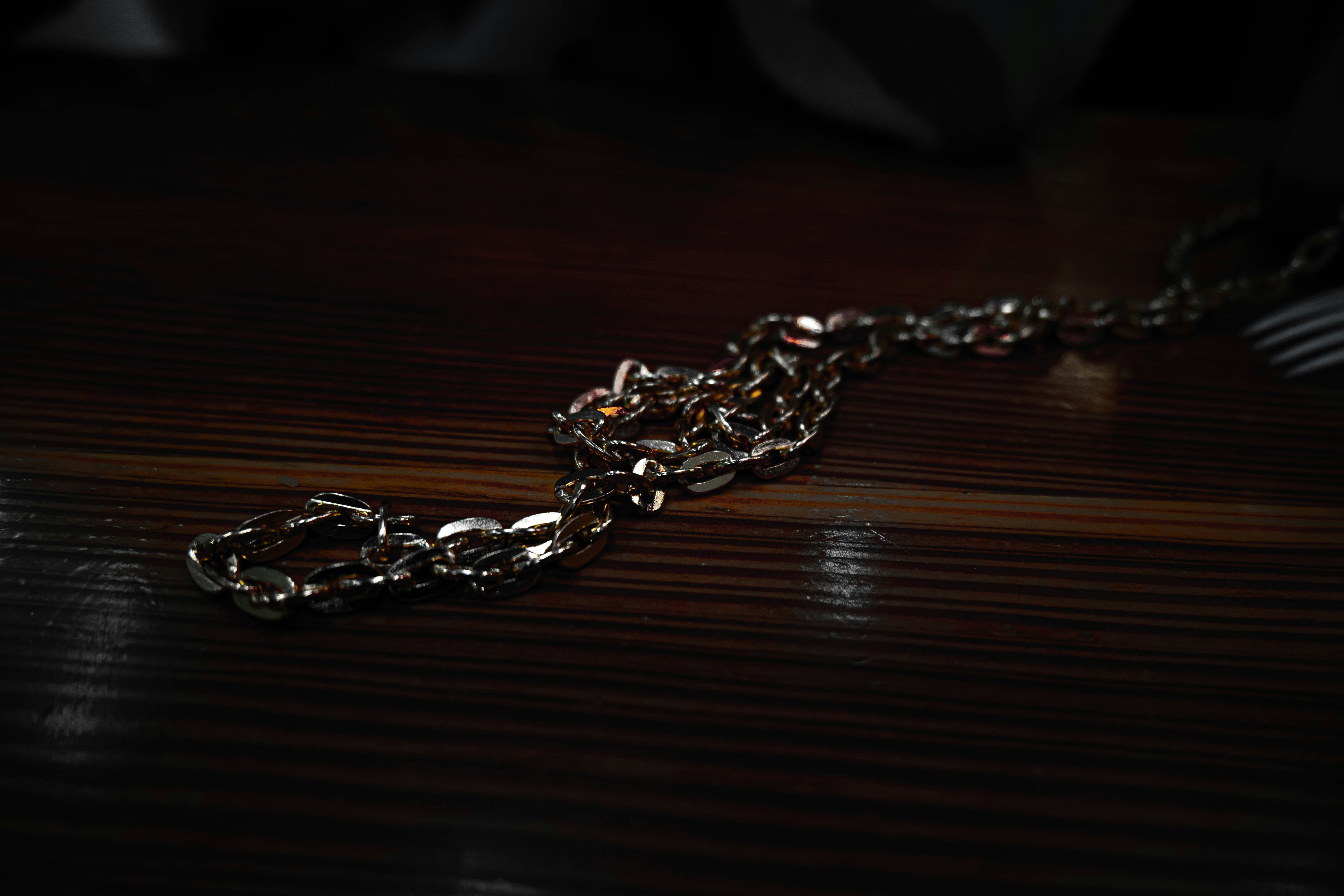 A close up of a chain on a table photo – Free Jewelry Image on Unsplash