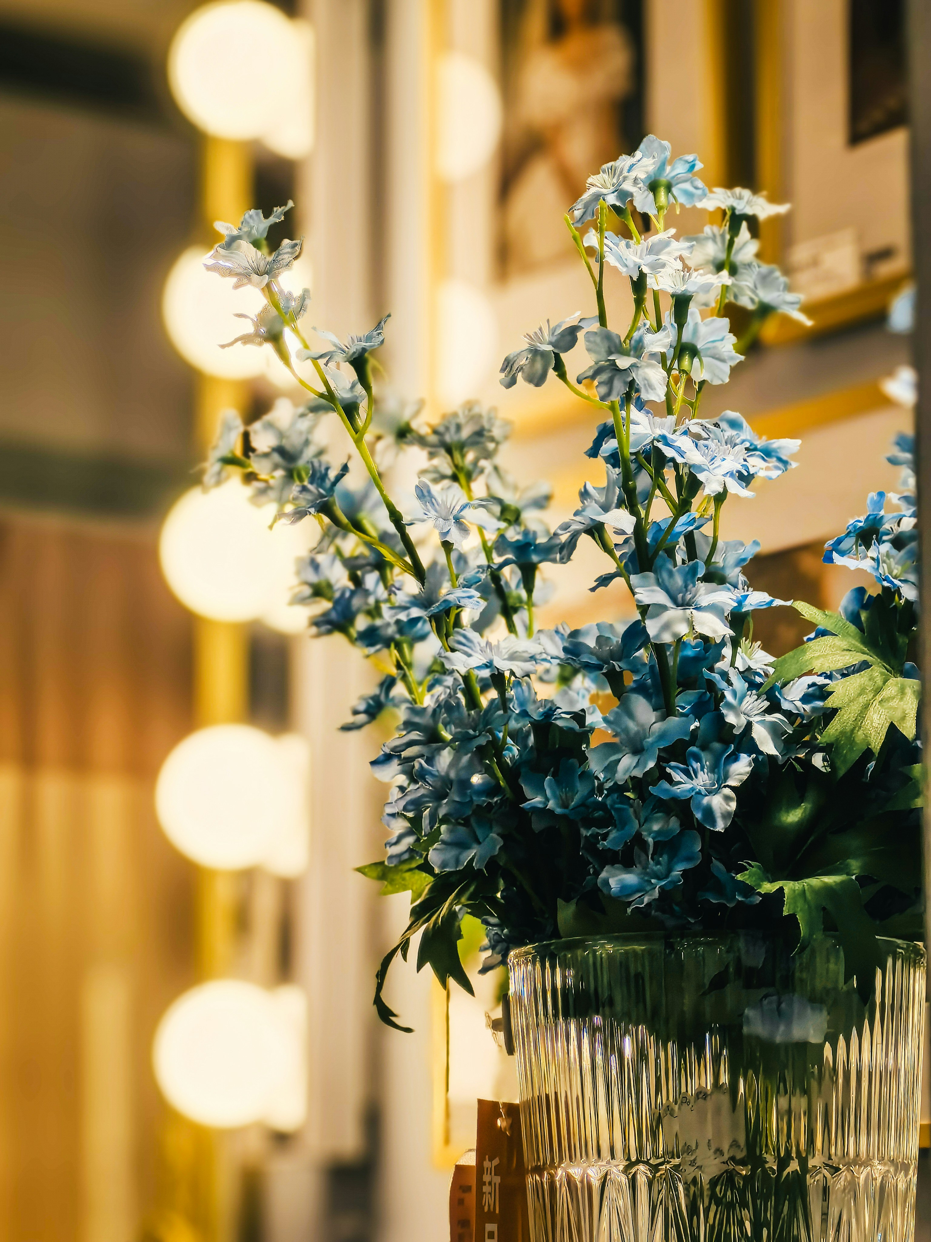 Un vase rempli de fleurs bleues posé sur une table photo – Photo Fleur ...
