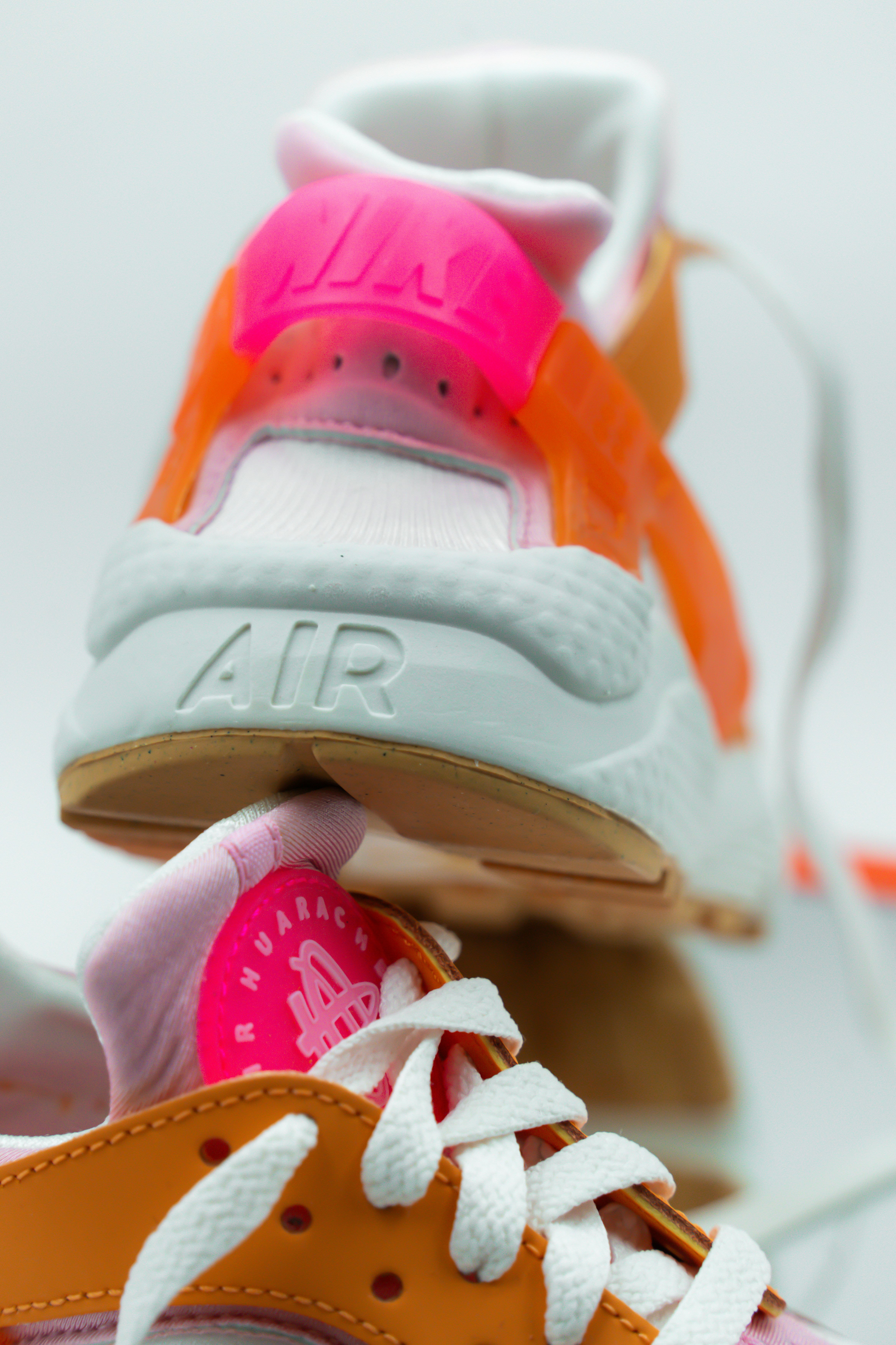 A close up of a pair of sneakers photo – Free Shoe Image on Unsplash