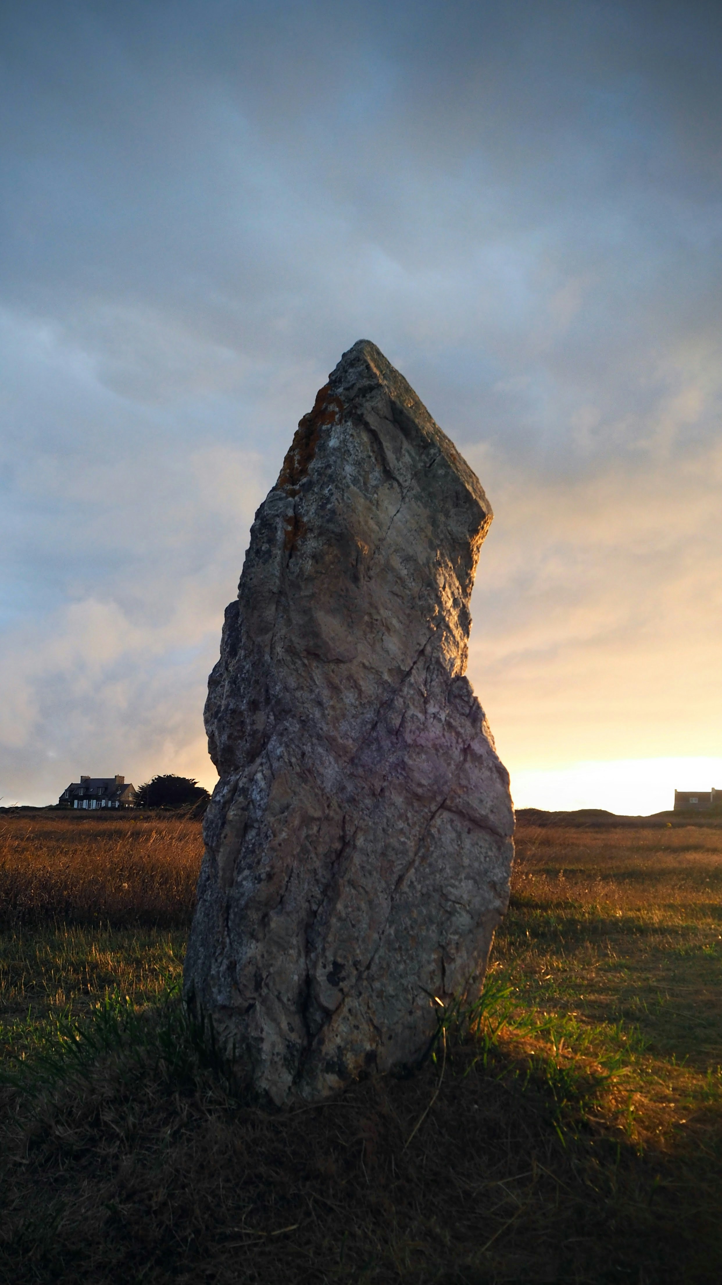 A large rock sitting on top of a lush green field photo – Free Grey ...
