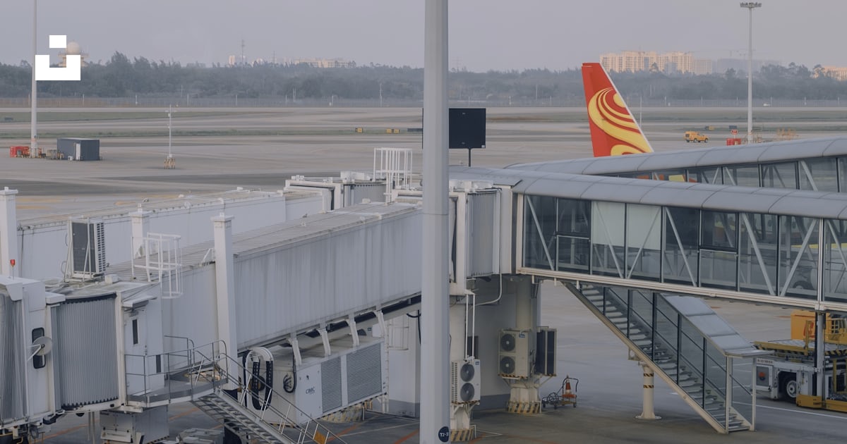 공항 활주로 위에 앉아 있는 대형 제트 여객기 사진 Unsplash의 무료 회색 이미지