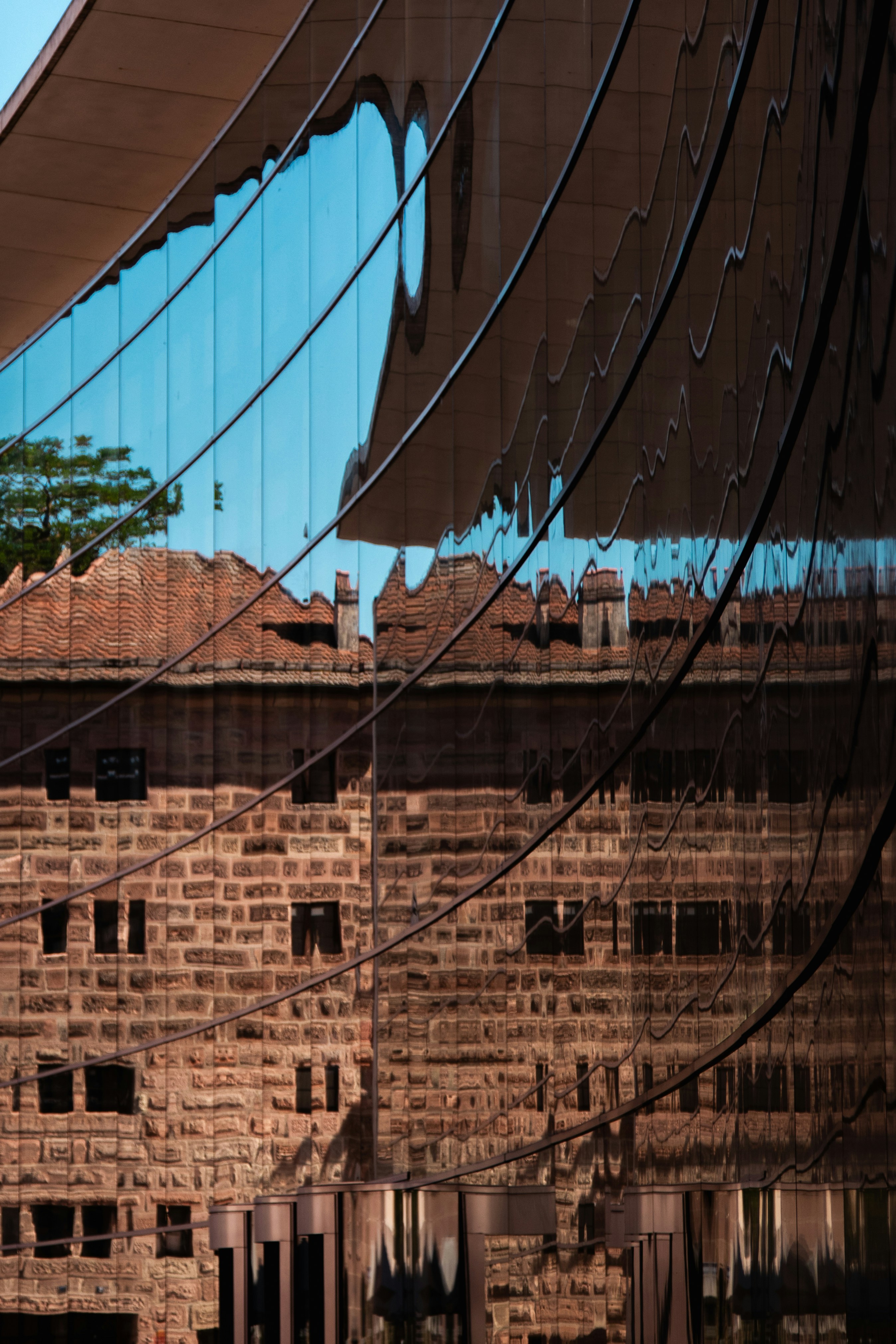Le reflet d’un bâtiment dans les fenêtres d’un autre bâtiment photo ...