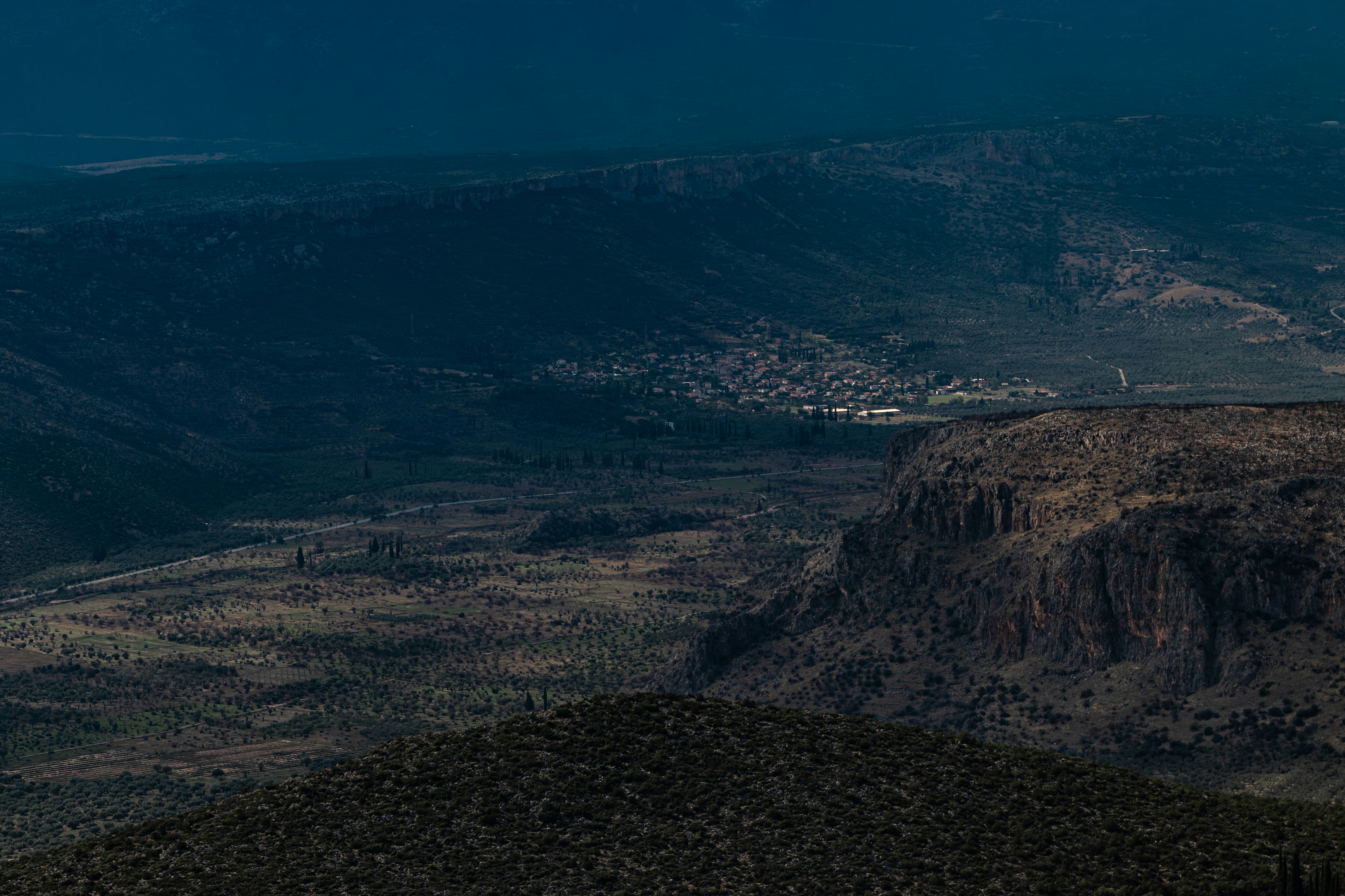 Echoes of Edge: A Quiet Valley from the Mountain Rim