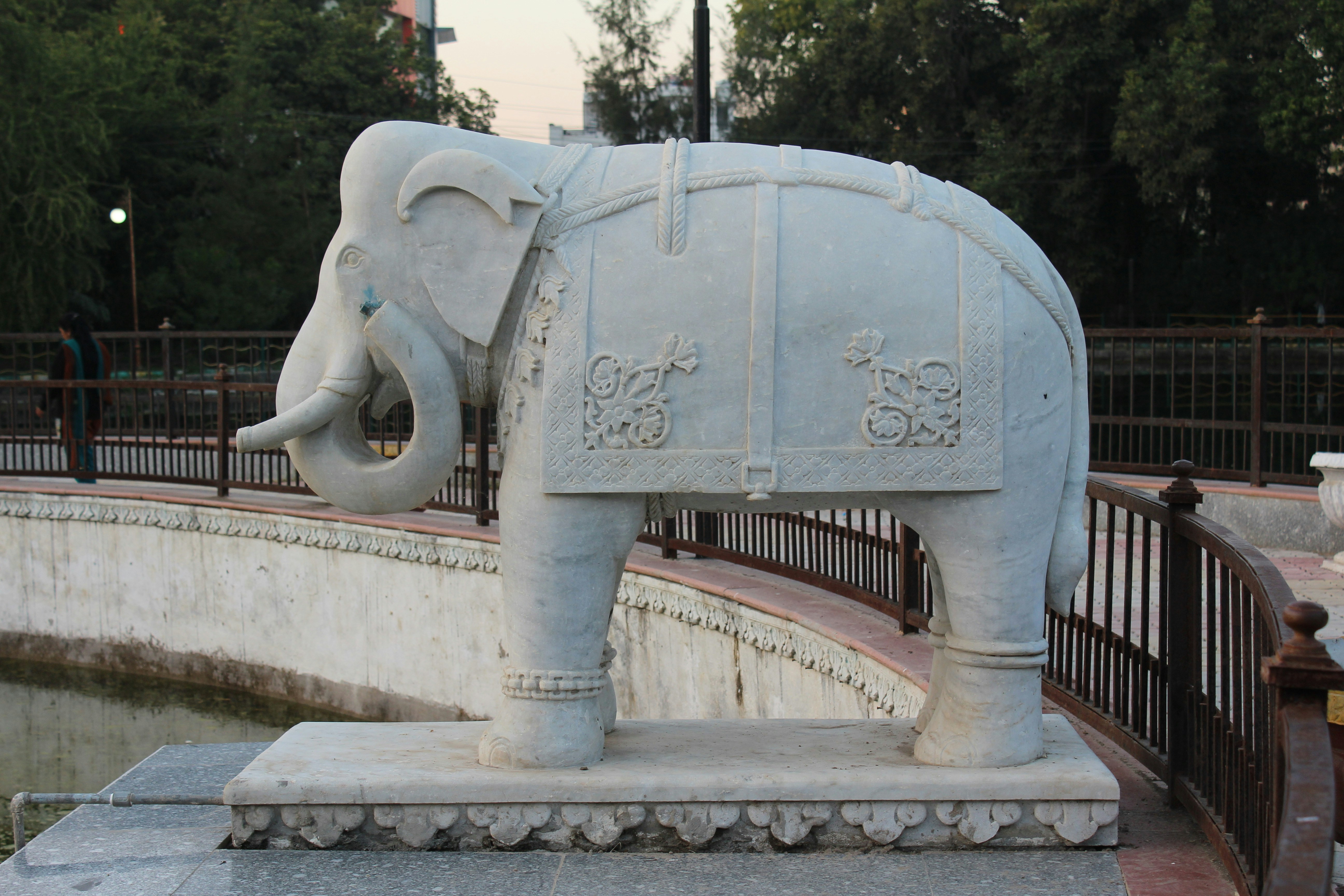 Riverside Sentinel: A Stone Elephant Quietly Overlooks the Pond