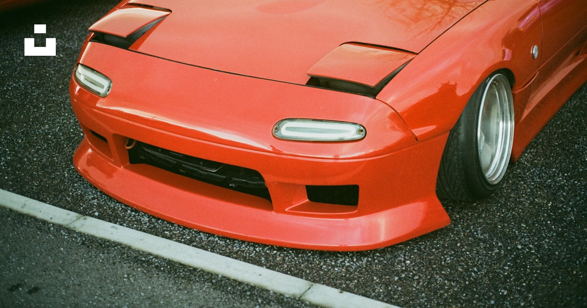 駐車場に停められた赤いスポーツカーの写真 Unsplashの無料アナログ写真写真
