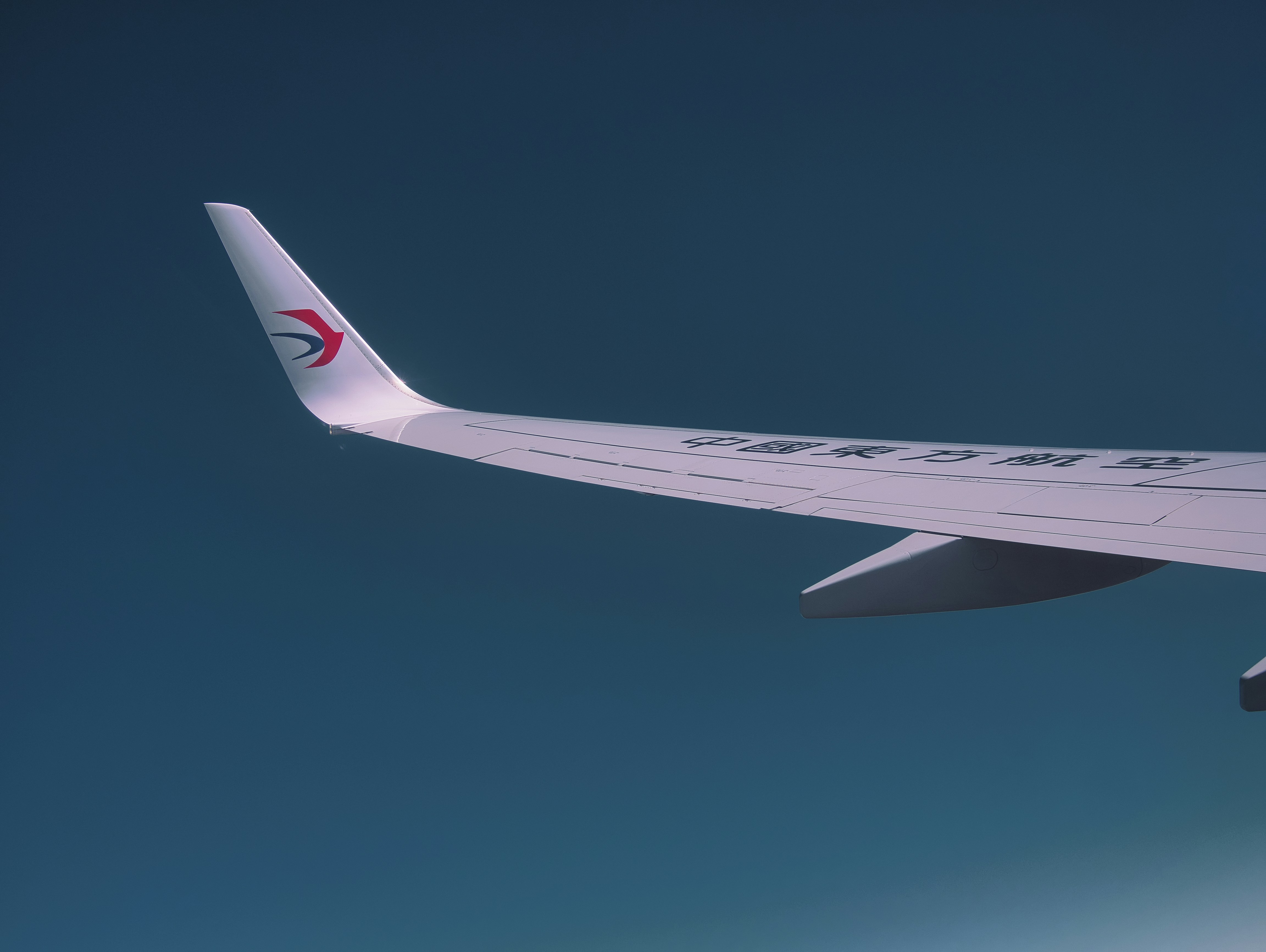 La queue d’un avion volant dans le ciel photo – Photo Gris Gratuite sur ...